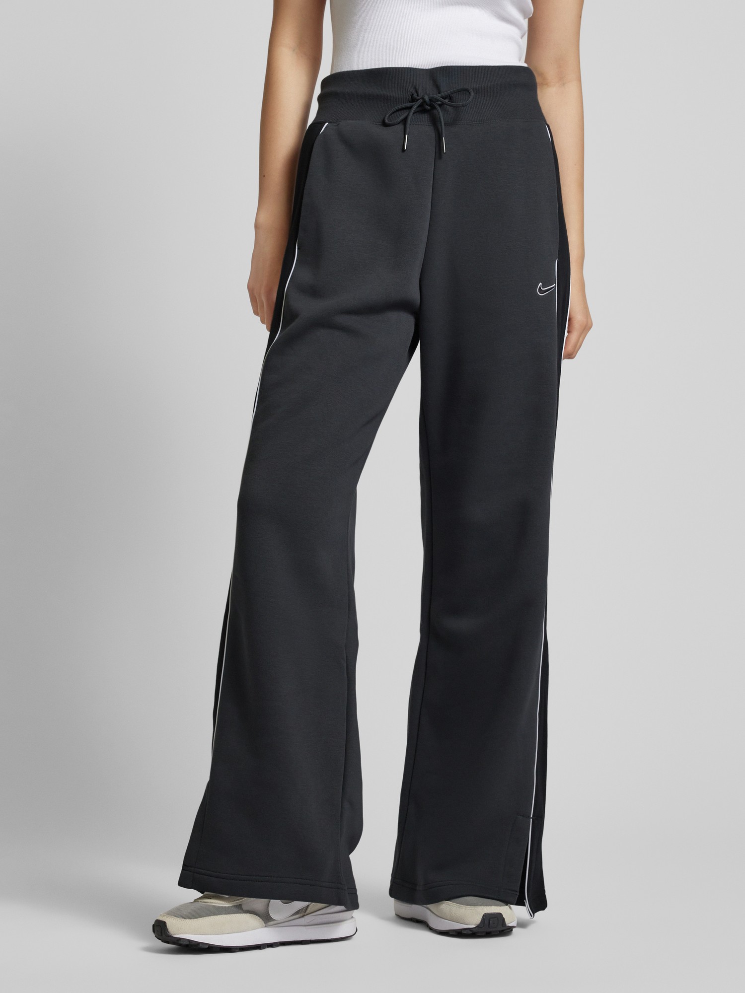 Nike Flared Cut Sweatpants mit elastischem Bund (anthrazit) online kaufen