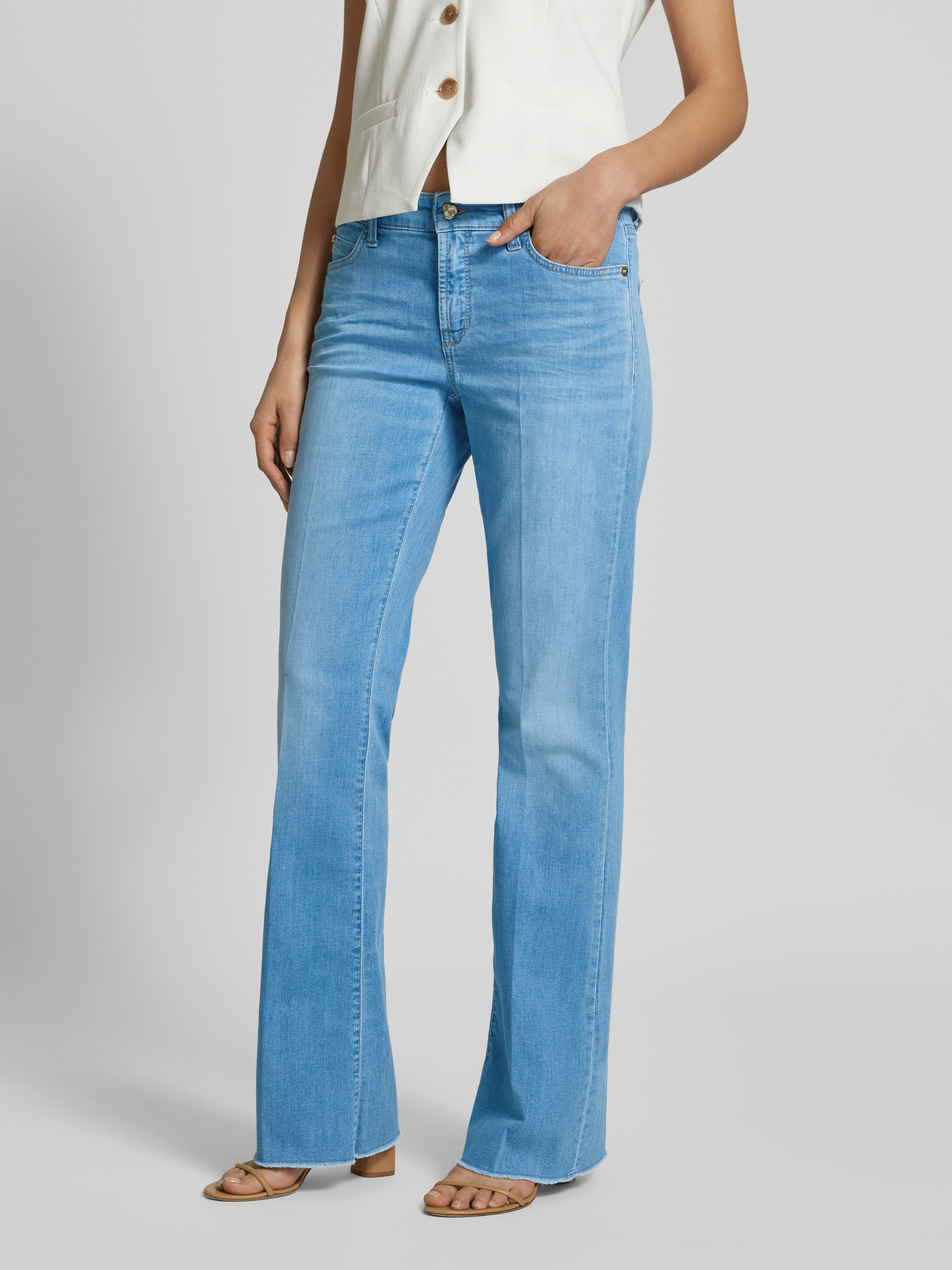 Cambio Flared Jeans mit Eingrifftaschen Modell 'PARIS' (hellblau) online kaufen