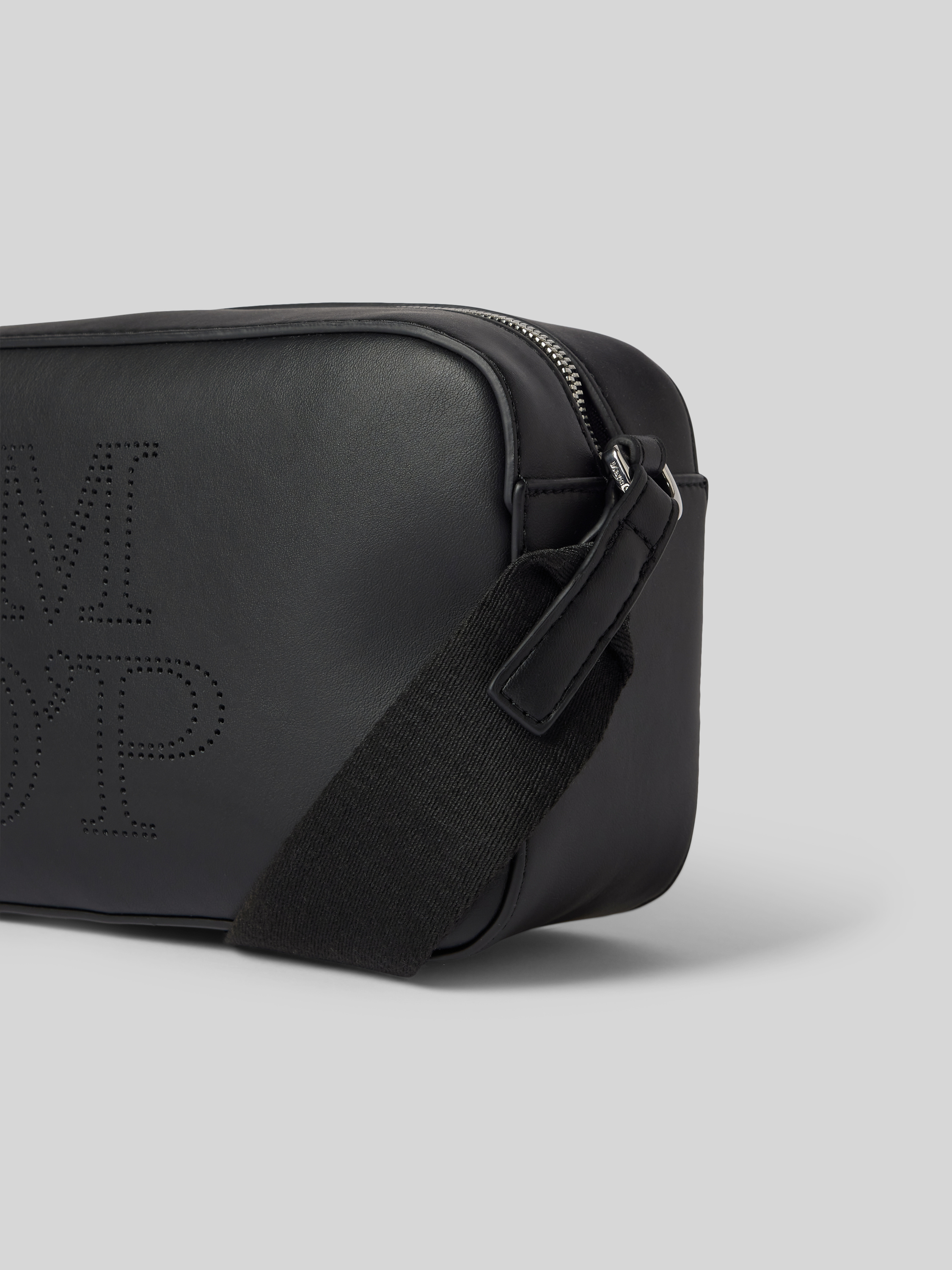 Marc O'Polo Camera-Bag aus einer Lederalternative mit perforiertem Logo ...