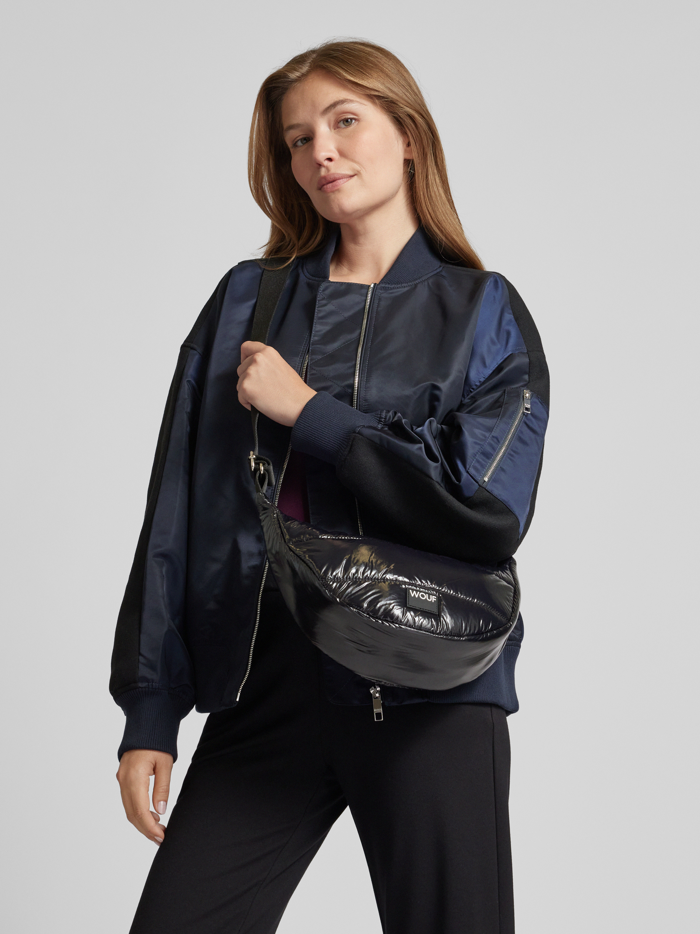 WOUF Umhängetasche mit Label-Badge Modell 'Black Glossy' (black) online ...