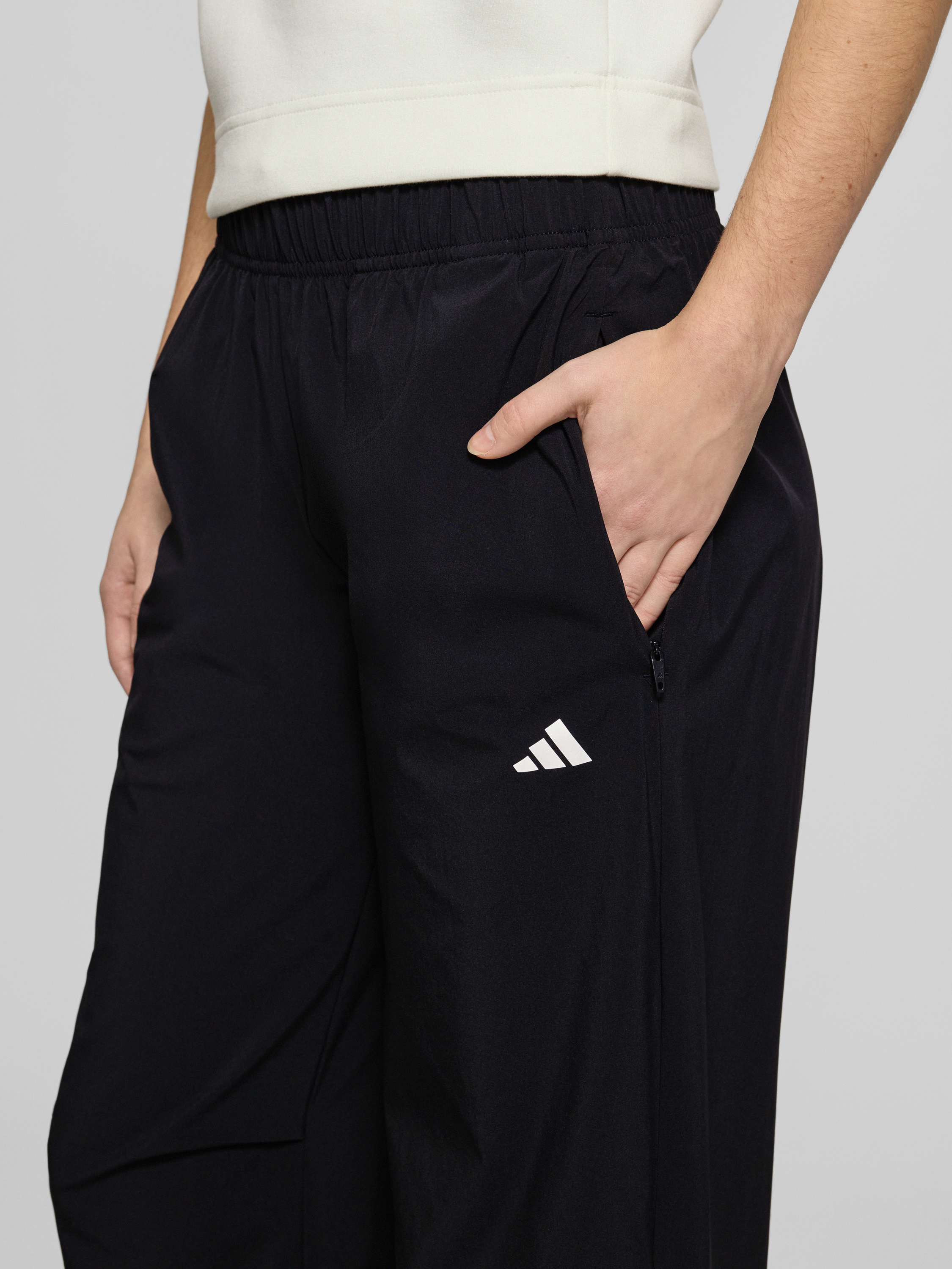 adidas Sportswear Wide Fit Stoffhose mit Logo-Print (black) online kaufen