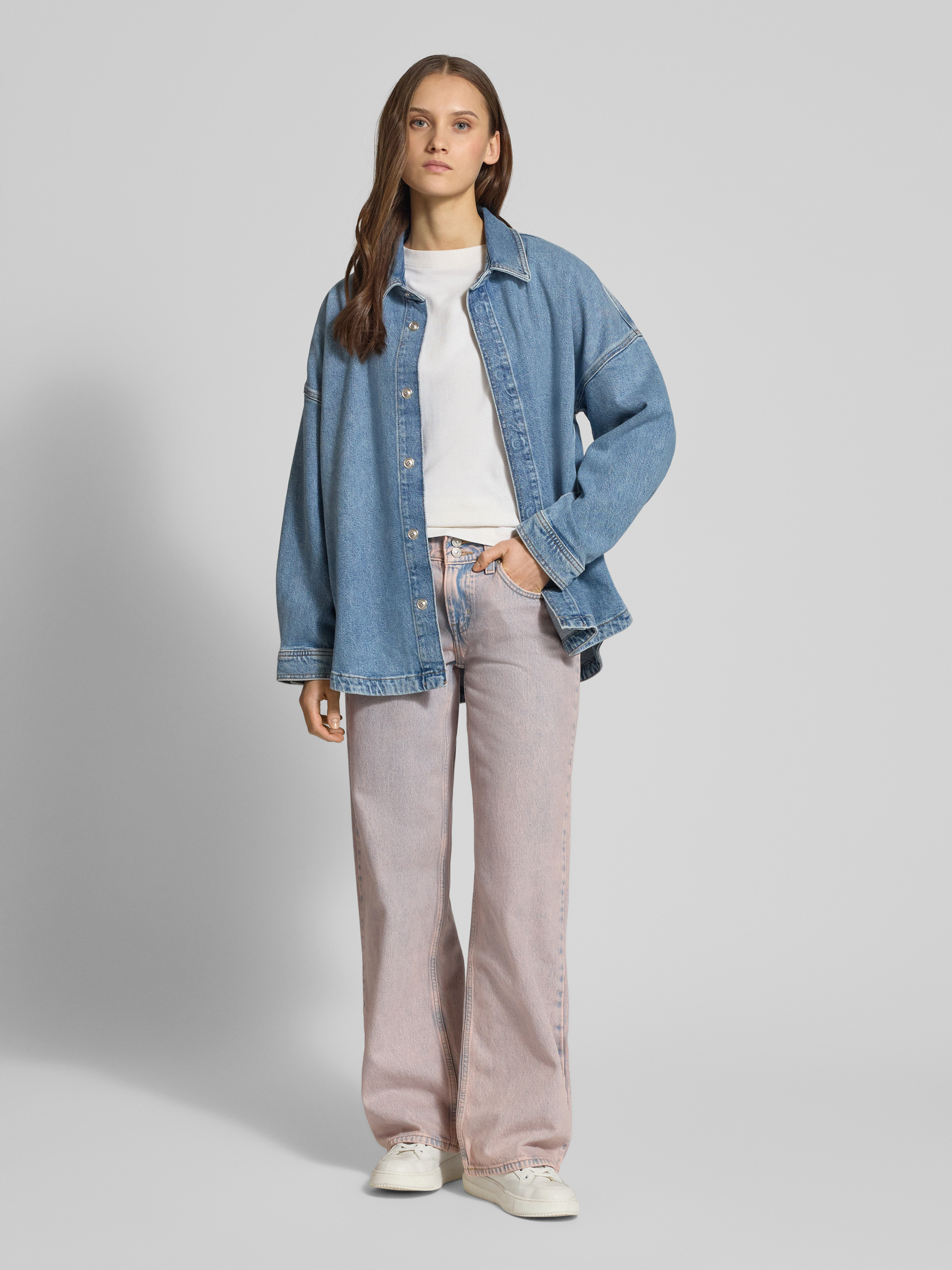 Kup online Levi's® Jeansy o luźnym kroju z bardzo niskim stanem i ...