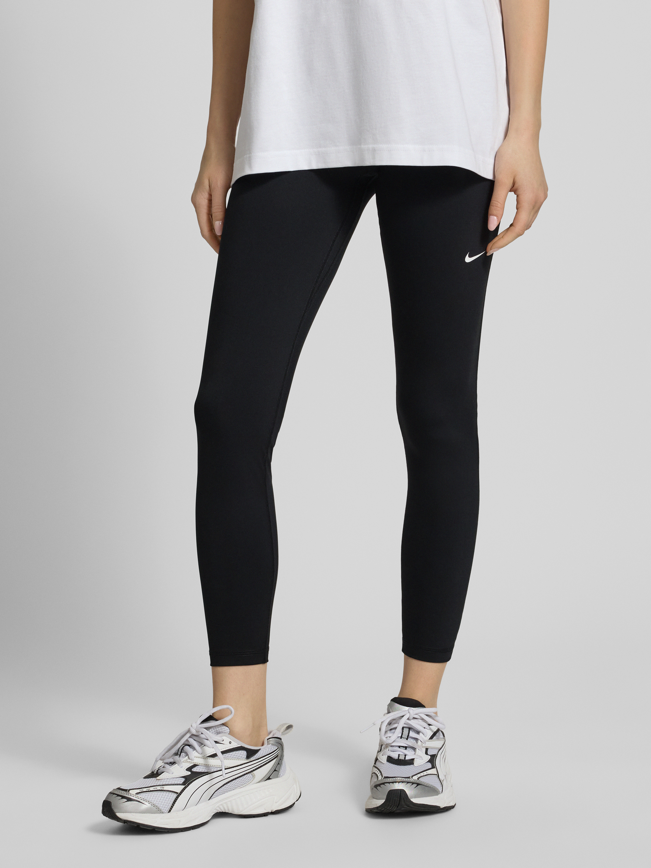Kup online Nike Training Legginsy z elastycznym pasem i logo (czarny)