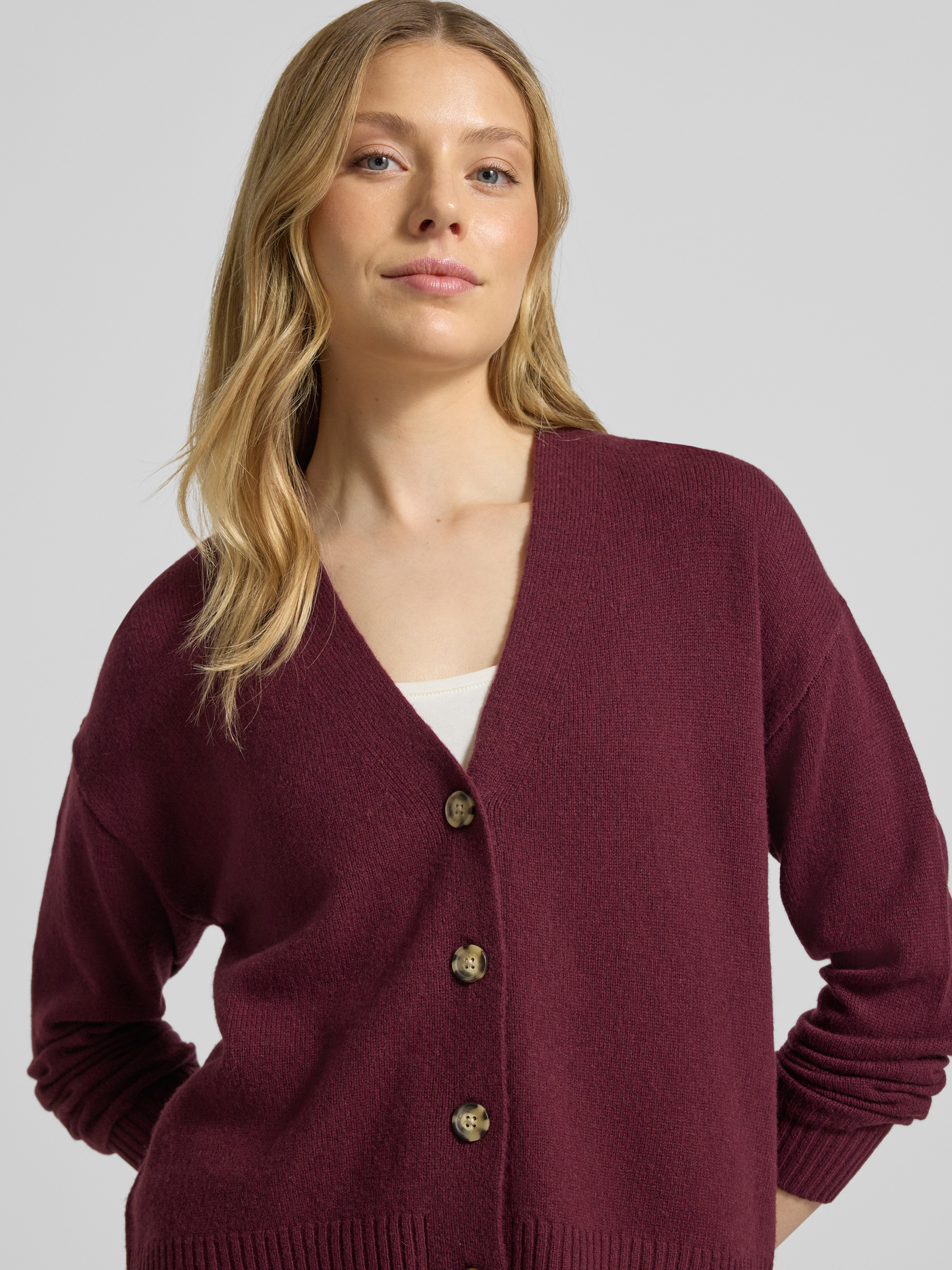 Christian Berg Woman Regular fit gebreid jack van pure wol in bordeaux ...