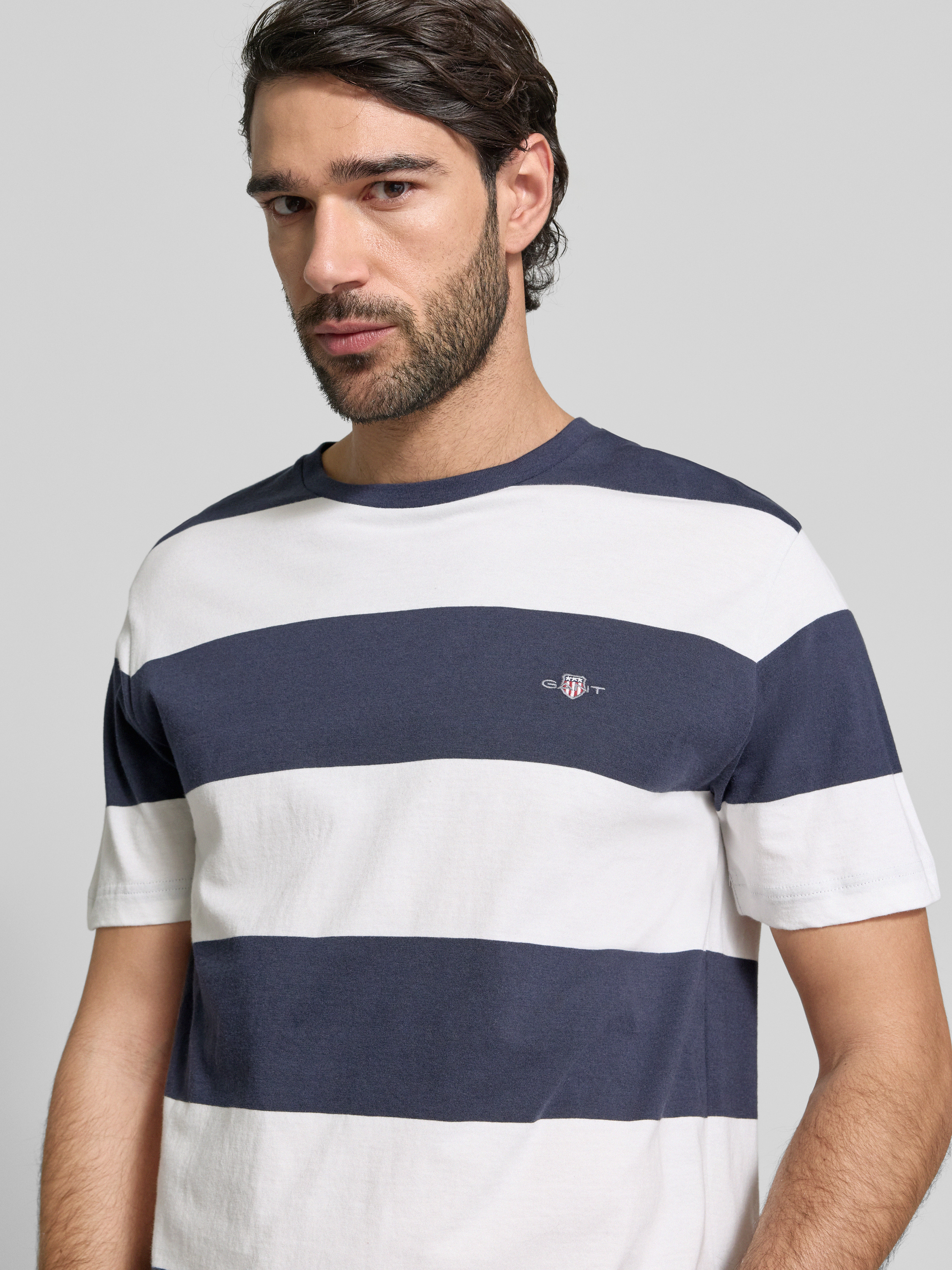 Kup online Gant T-shirt o kroju regular fit z nadrukiem z logo model ...