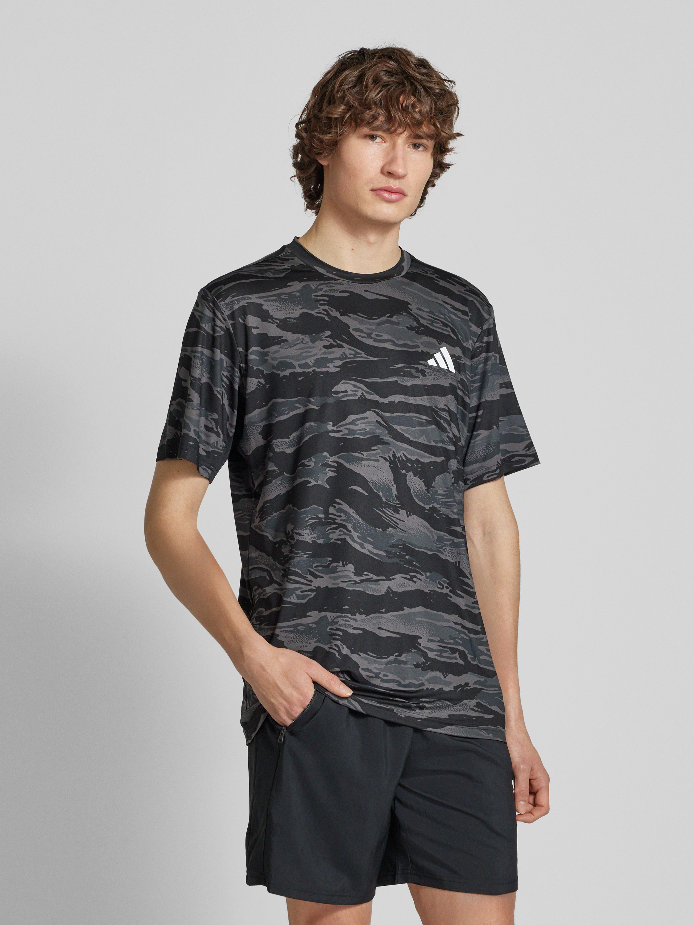 adidas Training T-Shirt mit Label-Print (black) online kaufen