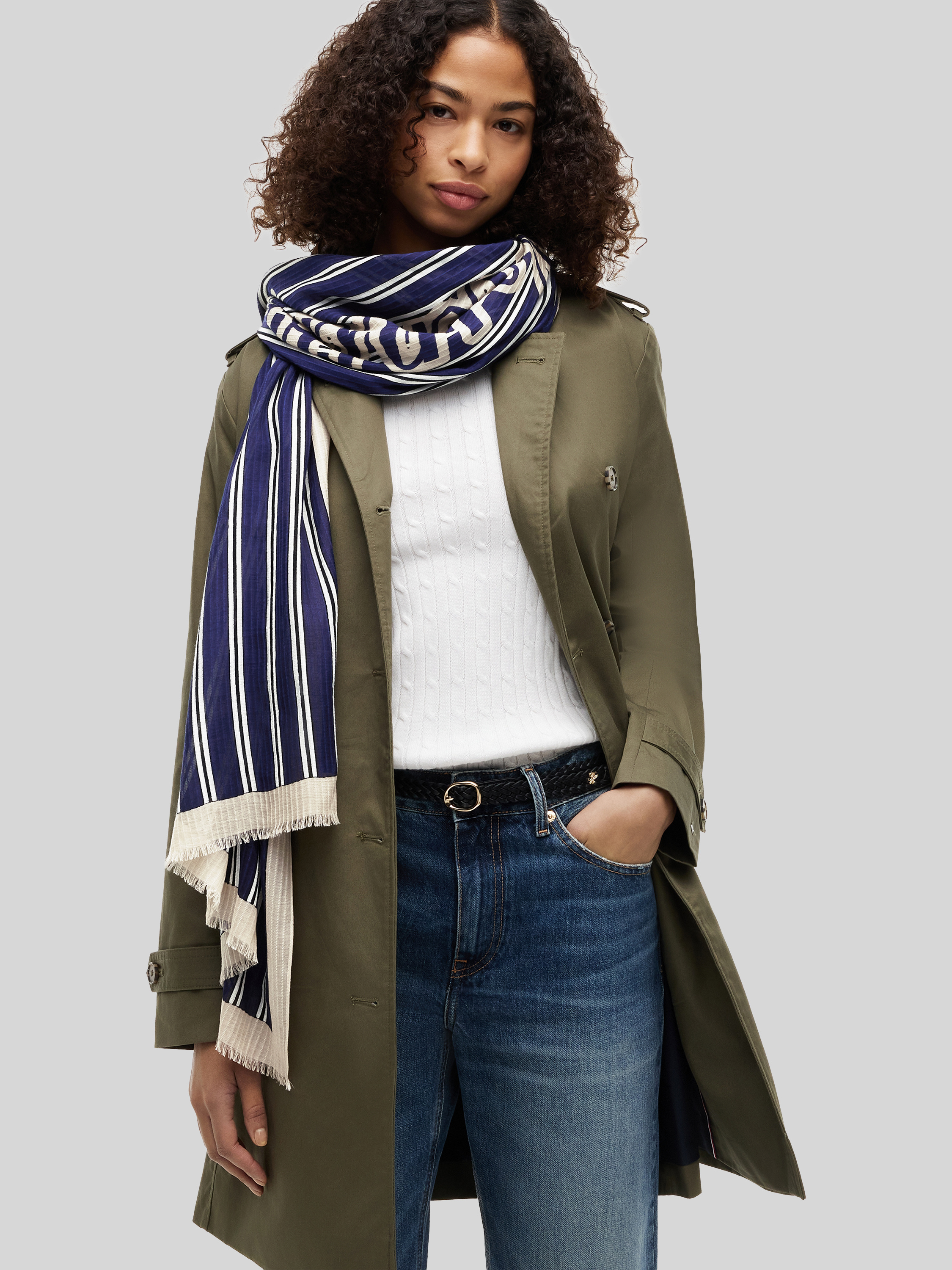 Kup online Tommy Hilfiger Chusta z mieszanki modalu i bawełny z napisem ...