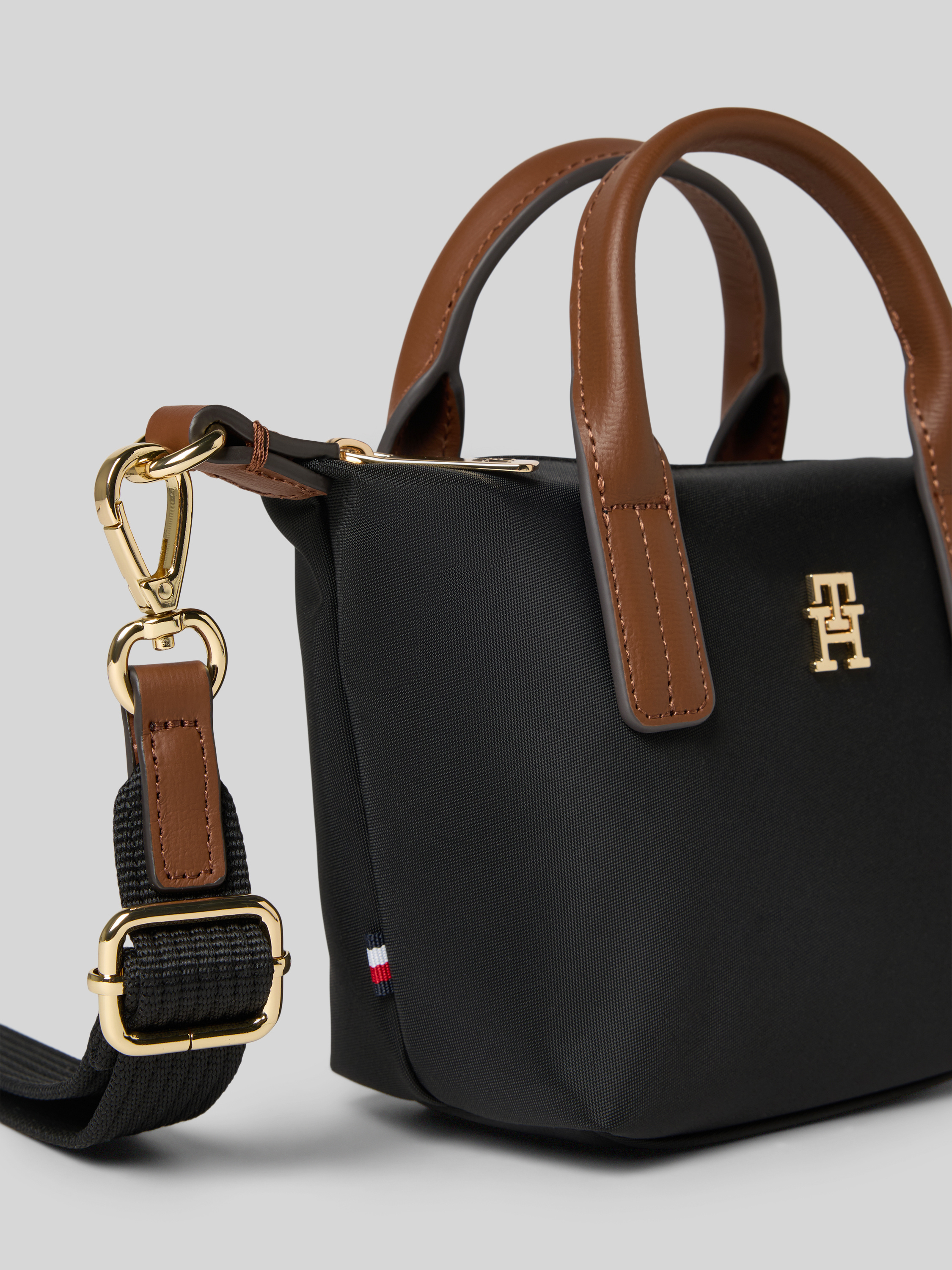 Tommy Hilfiger Henkeltasche mit Logo-Applikation aus Metall Modell ...