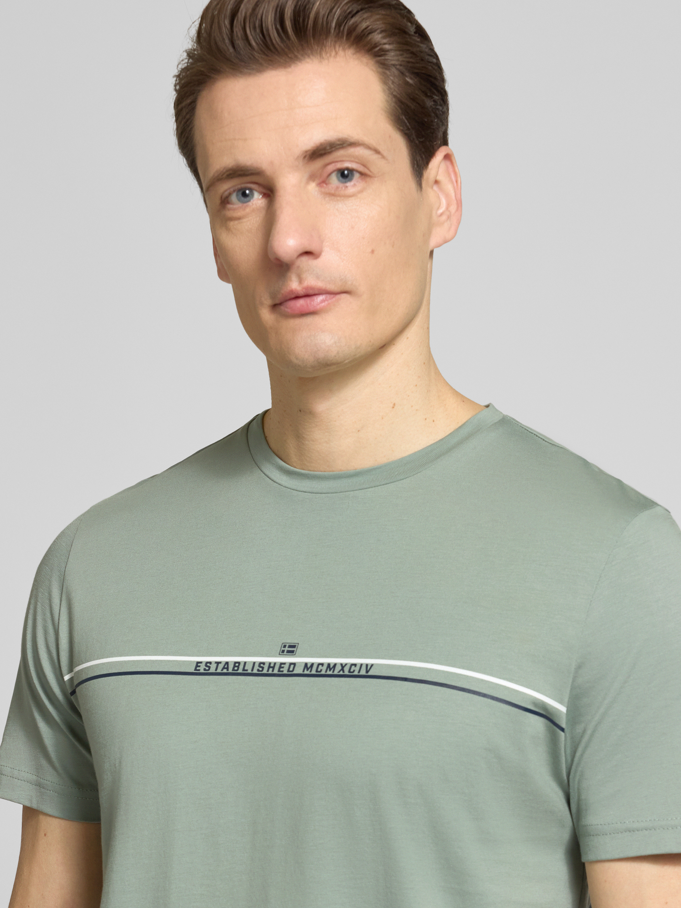 Kup online Christian Berg Men T-shirt o kroju regular fit z nadrukiem z ...