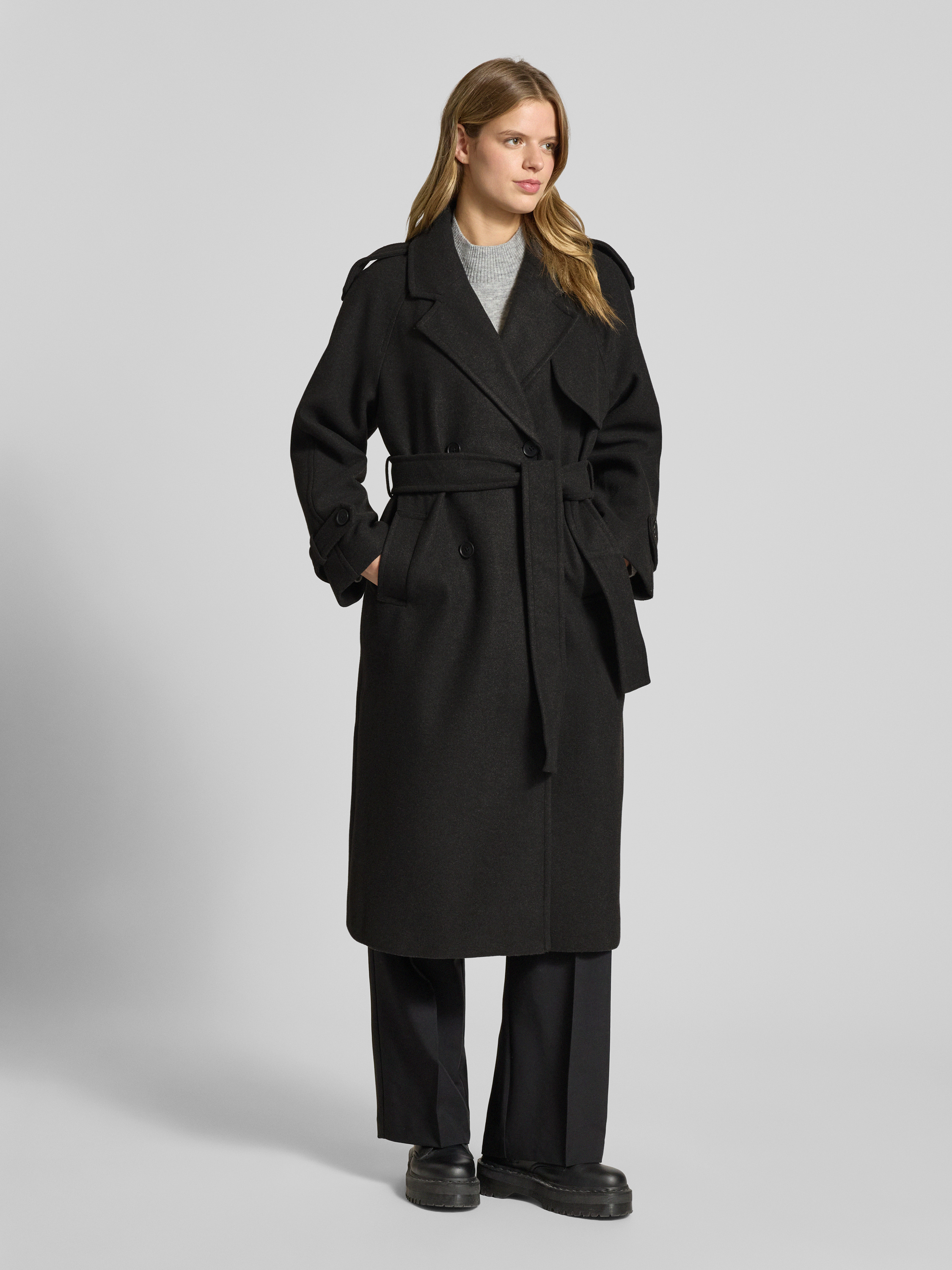 Kup online Only Płaszcz o kroju regular fit z kołnierzem z połami model ...