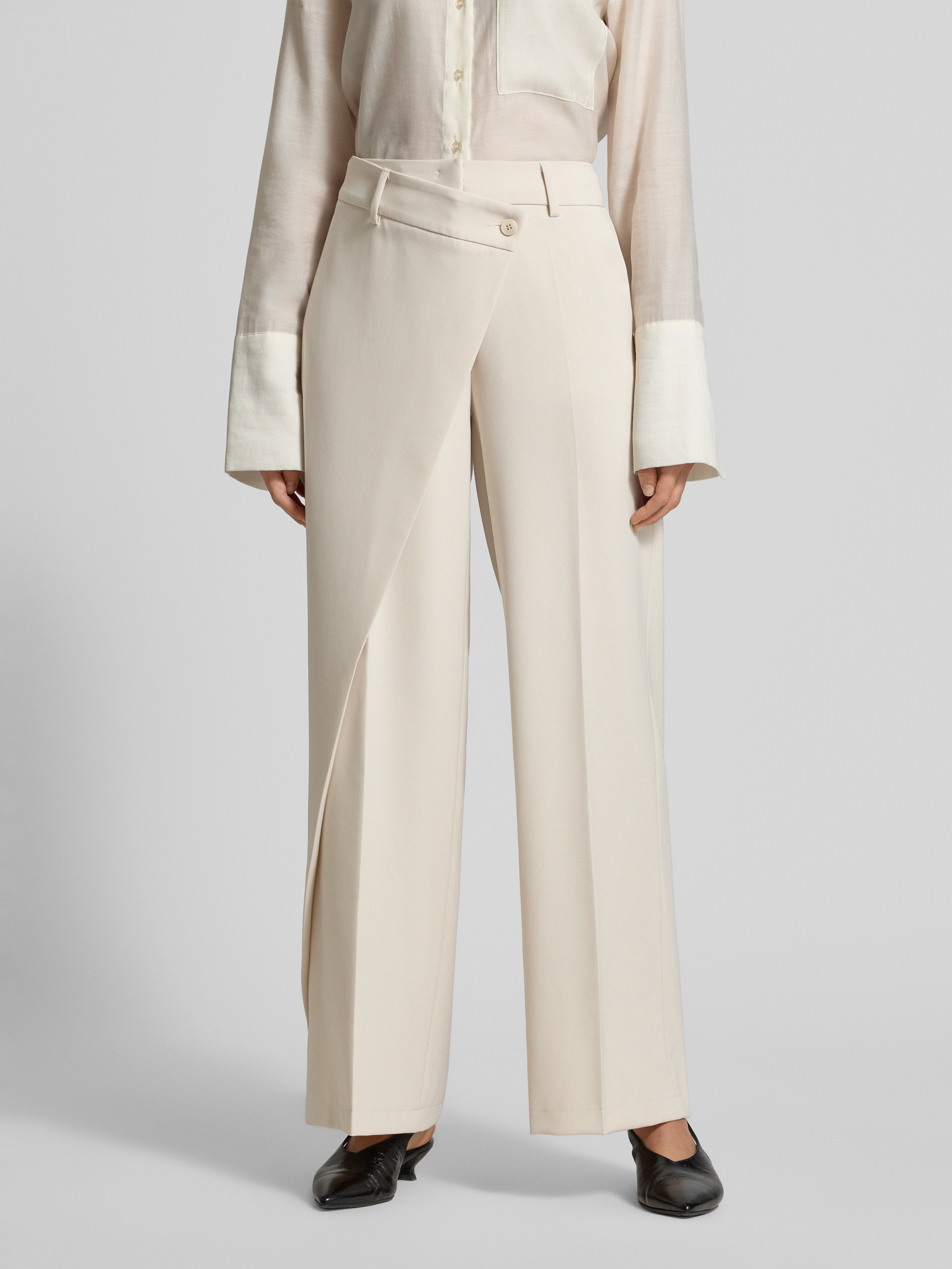 Kup online Cambio Spodnie materiałowe z wpuszczanymi kieszeniami w ...