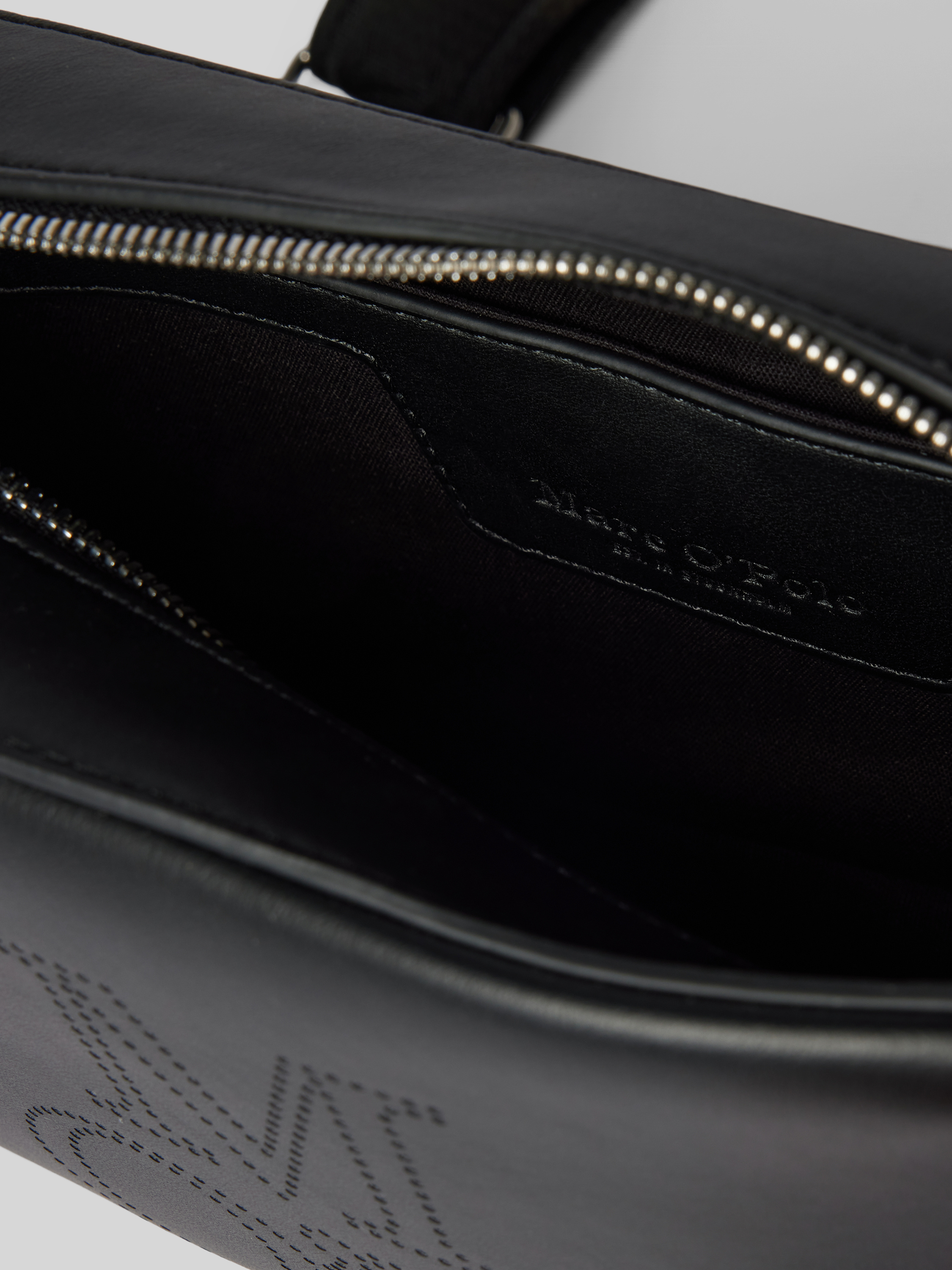 Marc O'Polo Camera-Bag aus einer Lederalternative mit perforiertem Logo ...