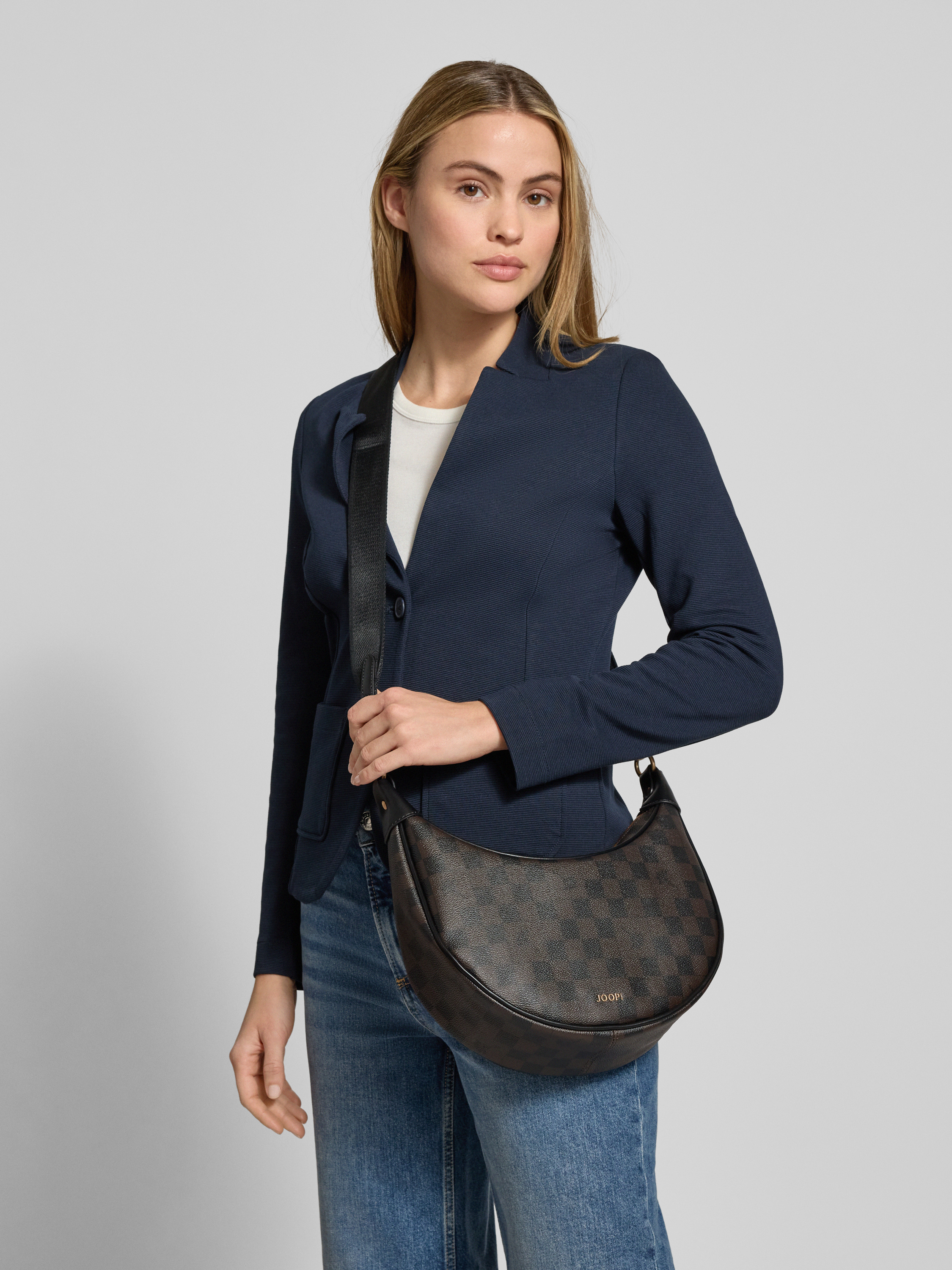 Kup online JOOP! Torebka z aplikacją z logo model ‘cortina piazza jennifer’ (ciemnobrązowy)