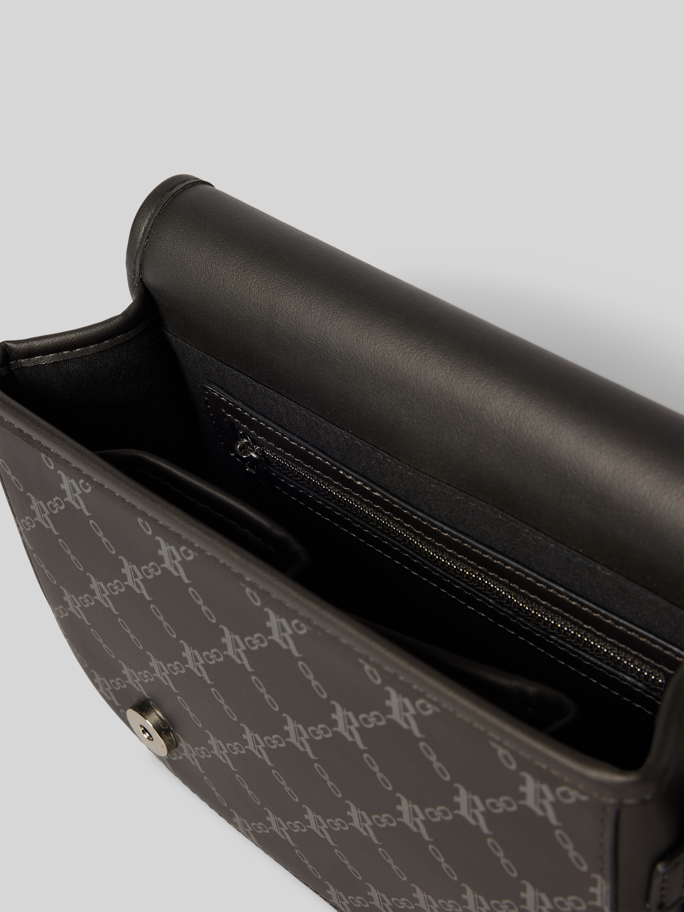 REVIEW Umhängetasche mit Label-Detail (black) online kaufen