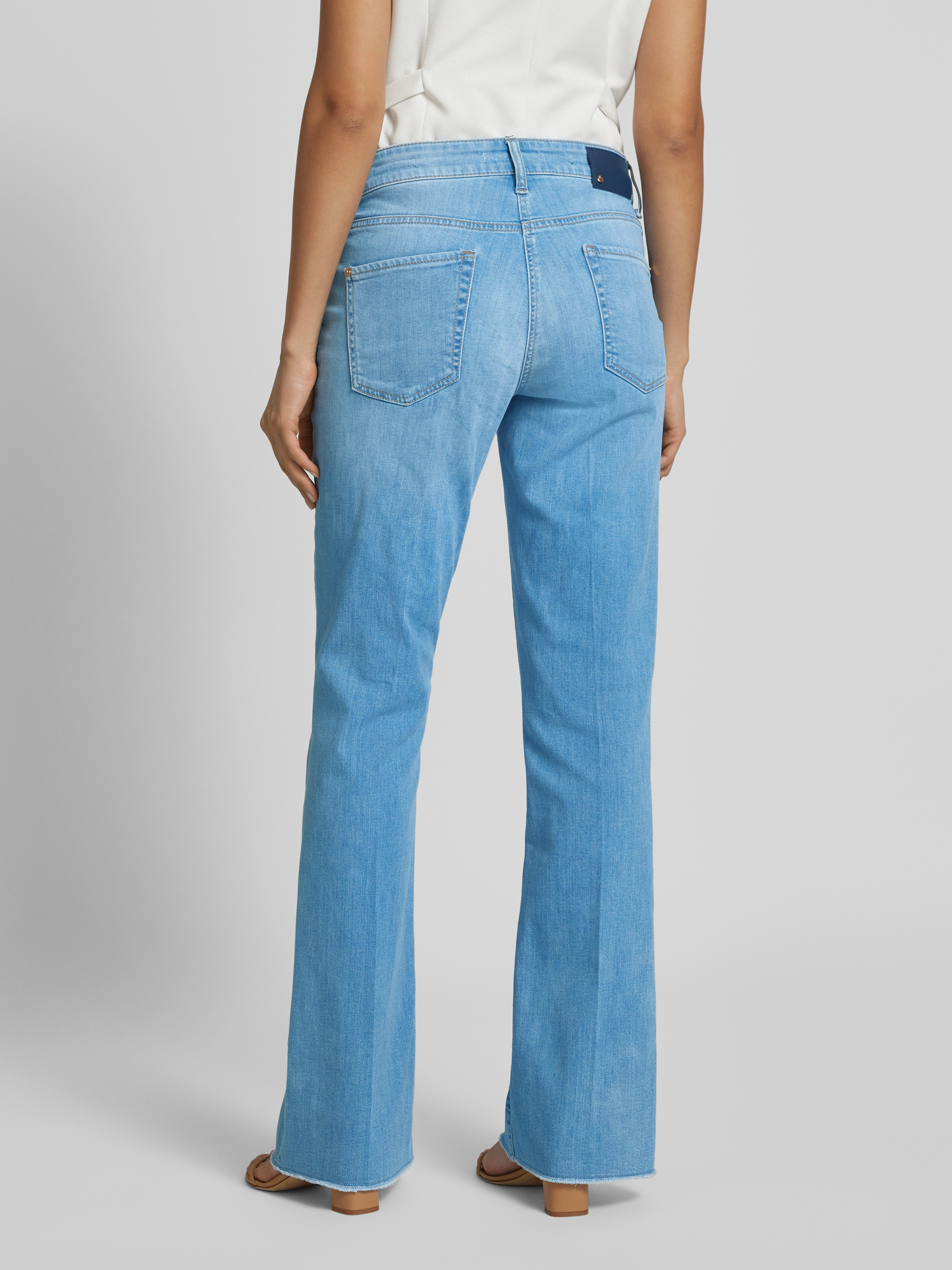 Cambio Flared Jeans mit Eingrifftaschen Modell 'PARIS' (hellblau) online kaufen