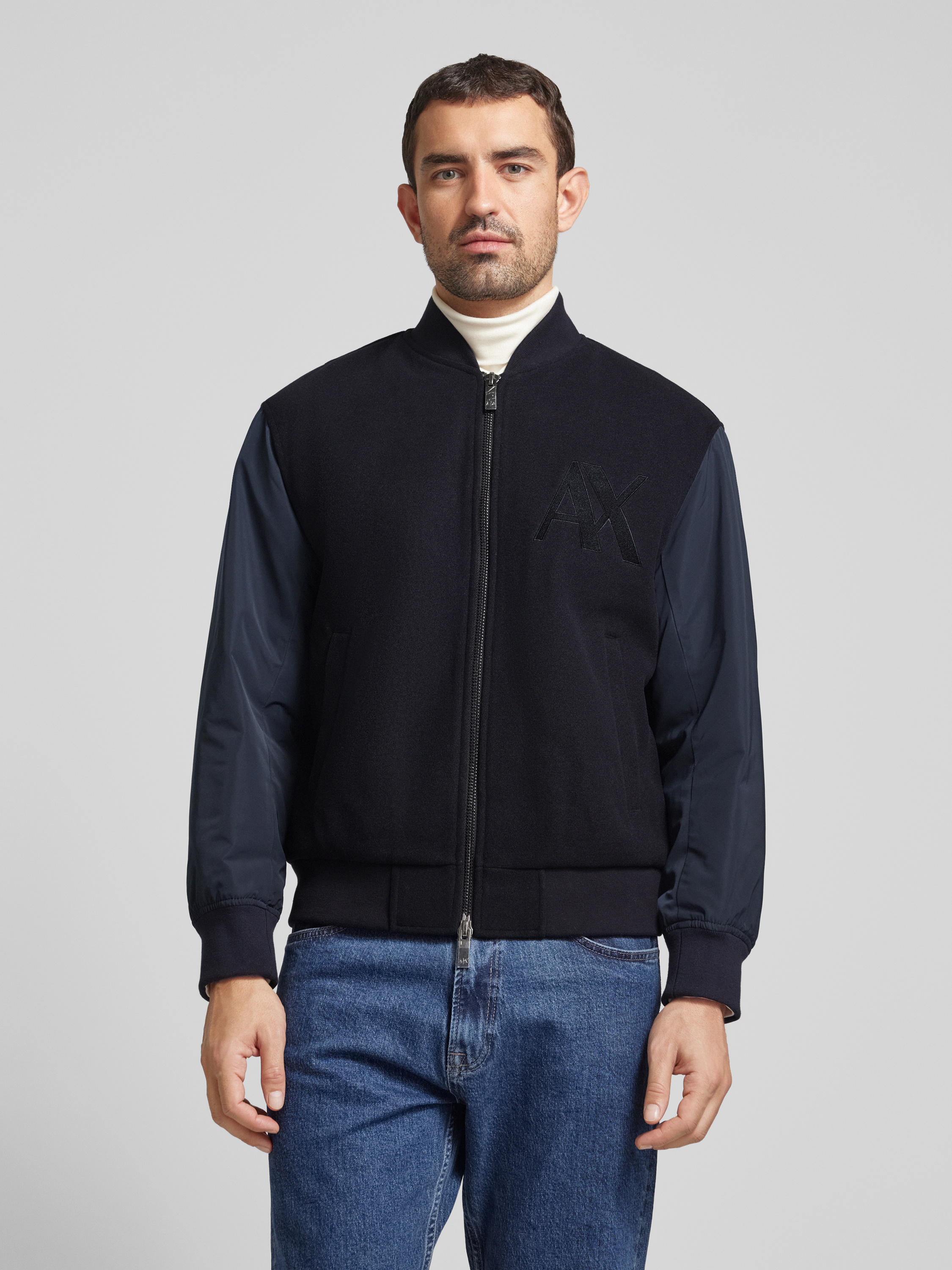 Kup online ARMANI EXCHANGE Bomberka z wyhaftowanym logo (ciemnoniebieski)