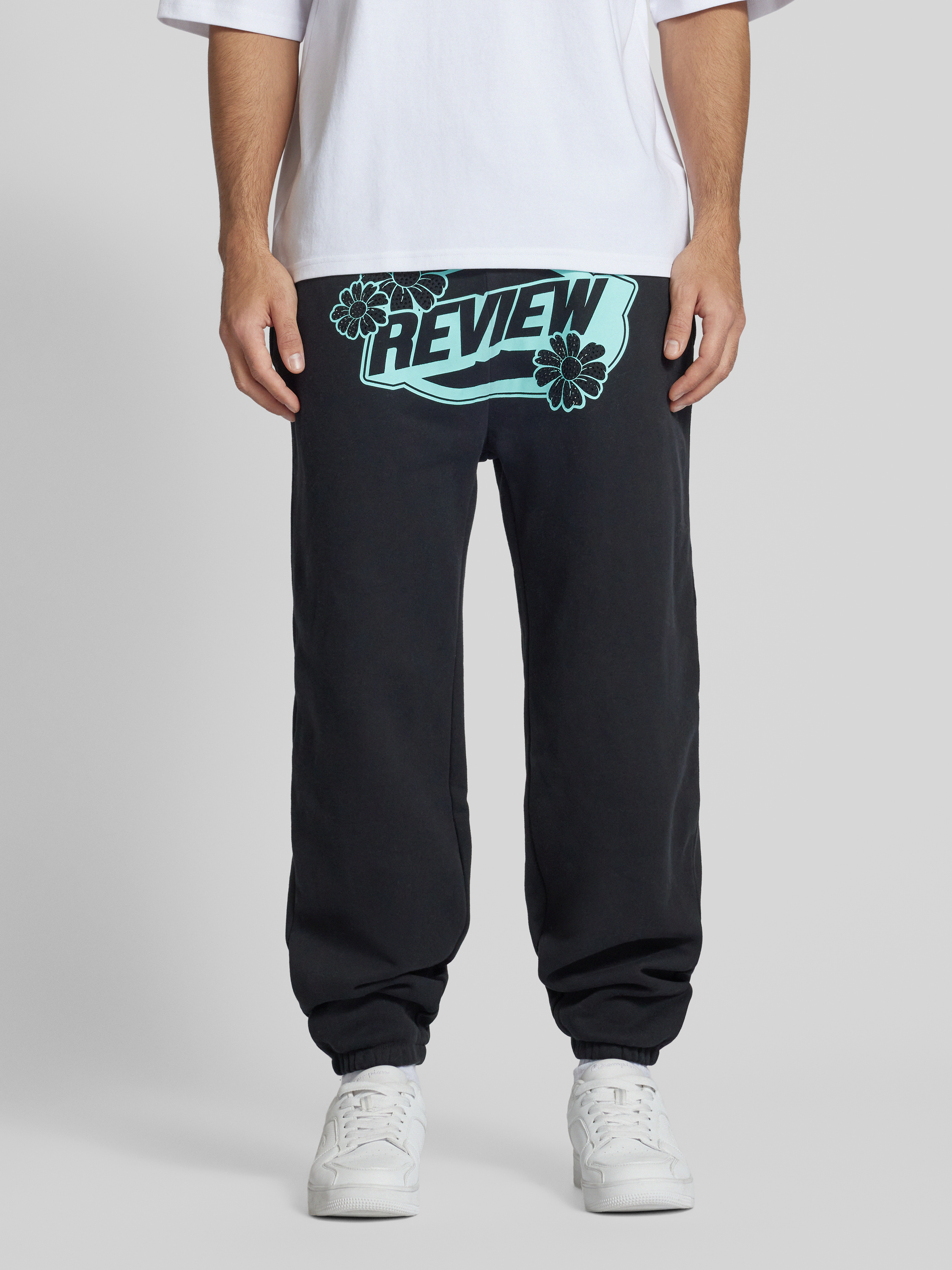 REVIEW Regular Fit Sweatpants mit Label-Print (black) online kaufen