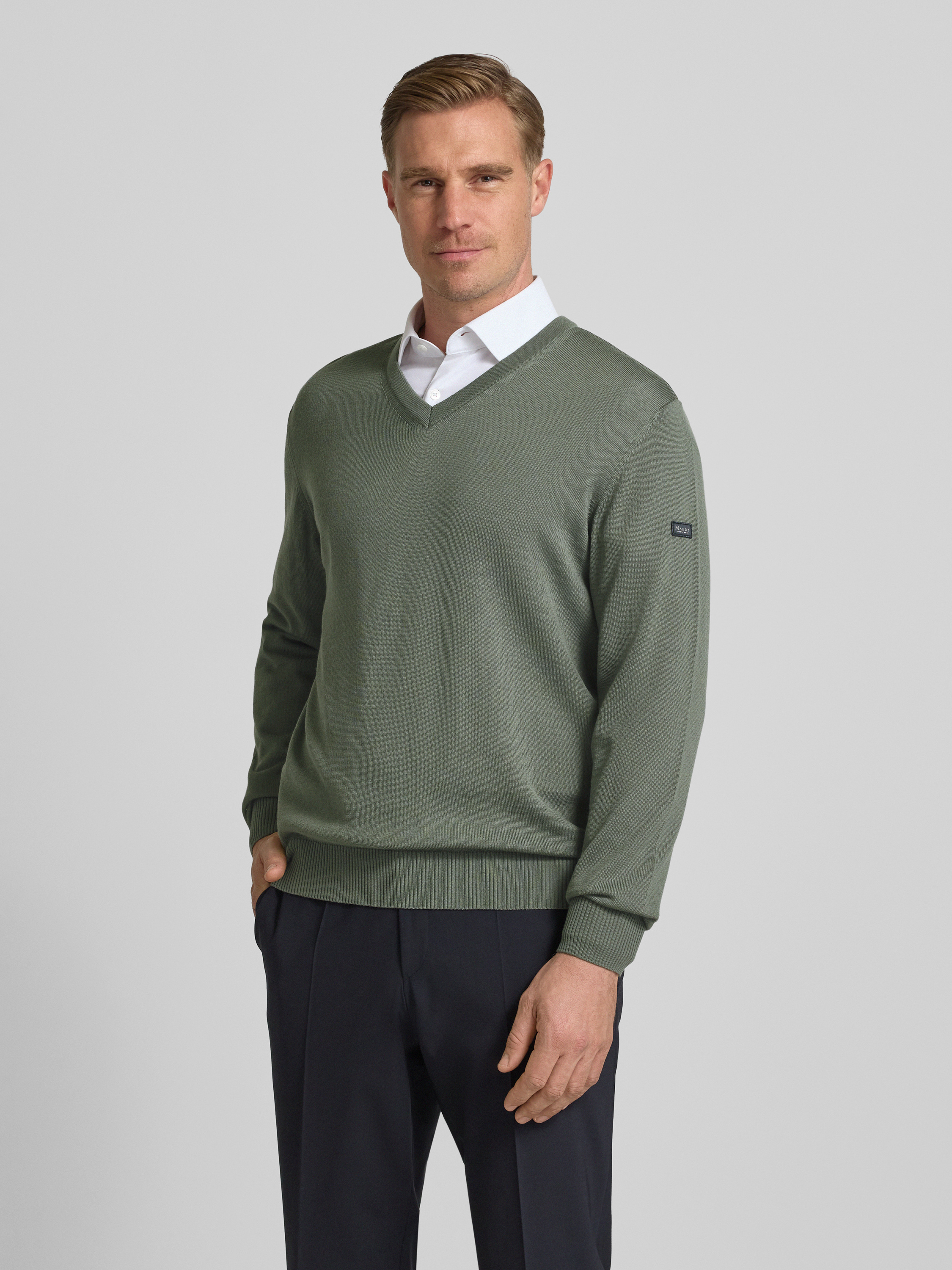 MAERZ Muenchen Gebreide pullover van scheerwol met V-hals in olijfgroen online kopen | P&C