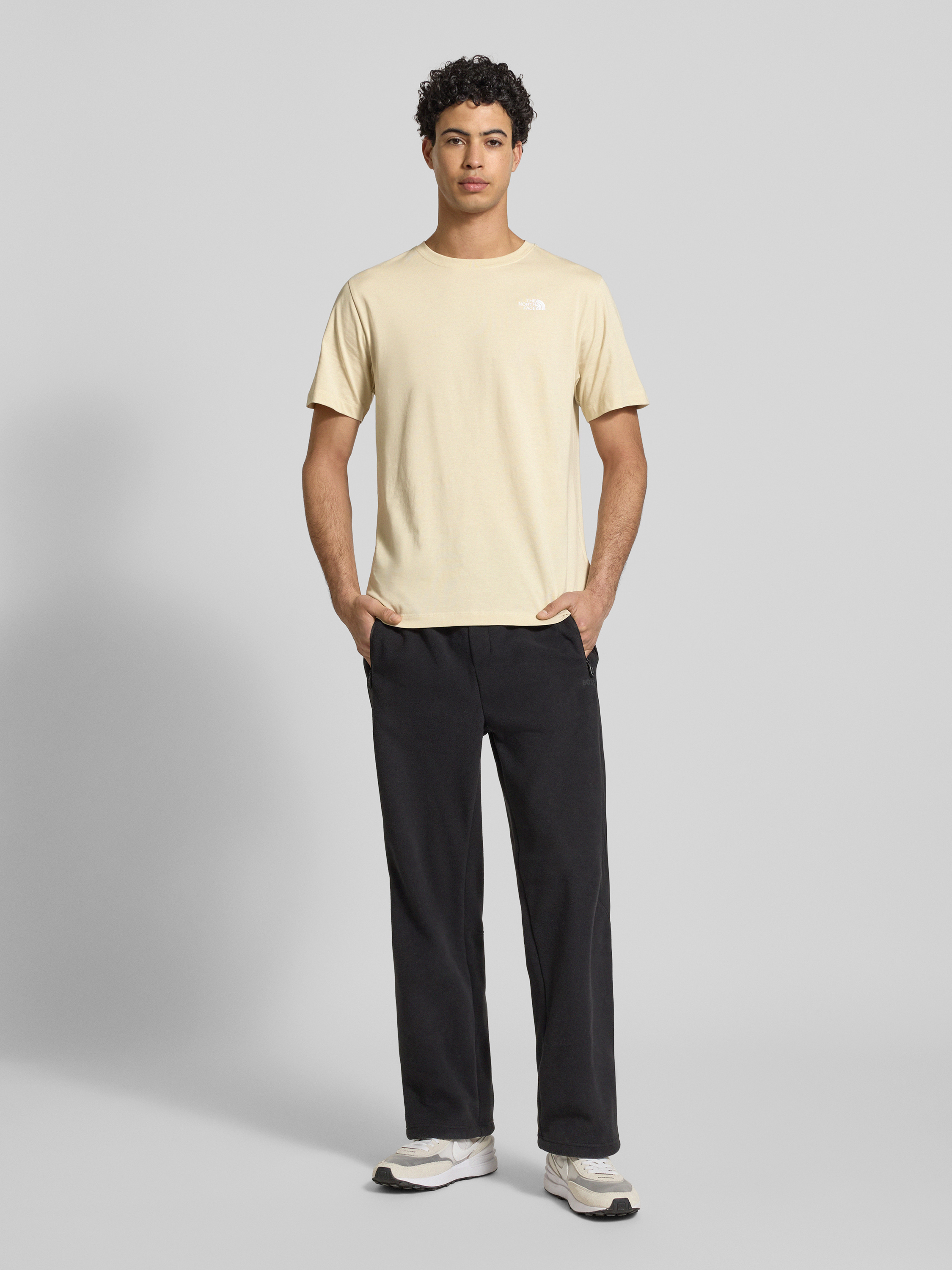 Kup online The North Face T-shirt o kroju regular fit z mieszanki ...