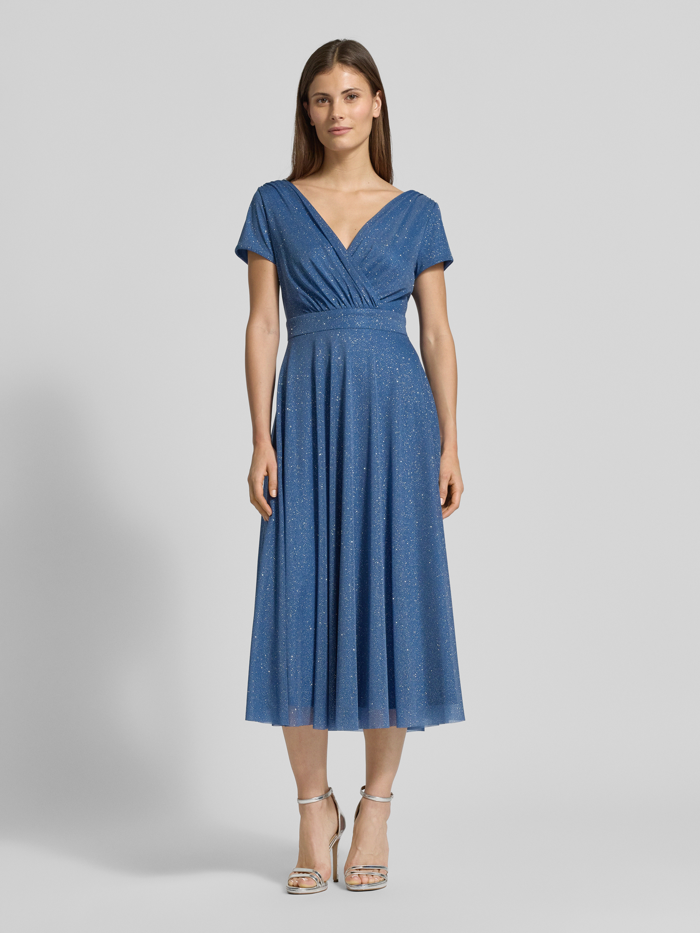 Vera Mont Glanzende cocktailjurk met V-hals in lichtblauw online kopen ...