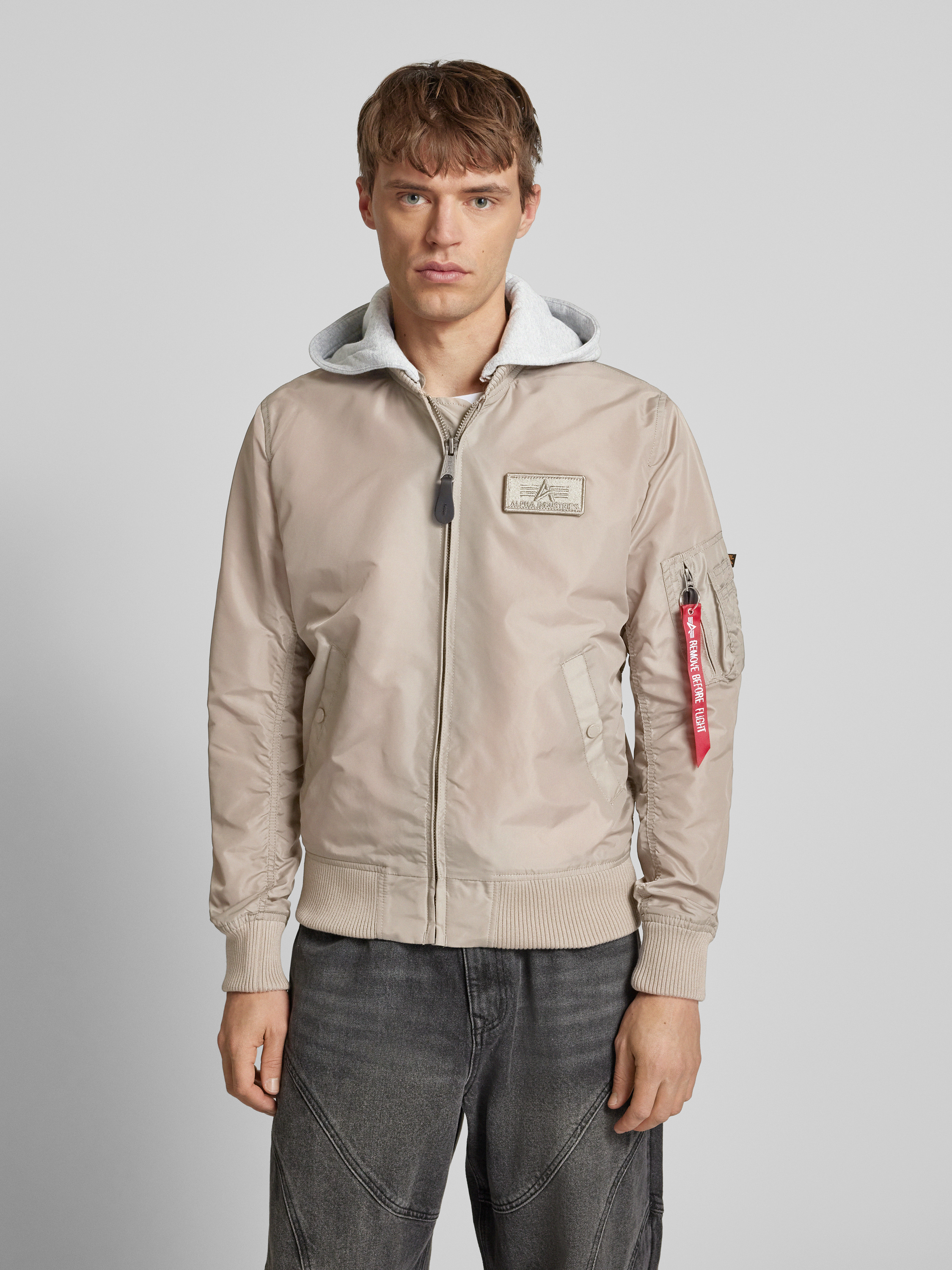 Alpha Industries Jack met labelpatch in zand online kopen | P&C