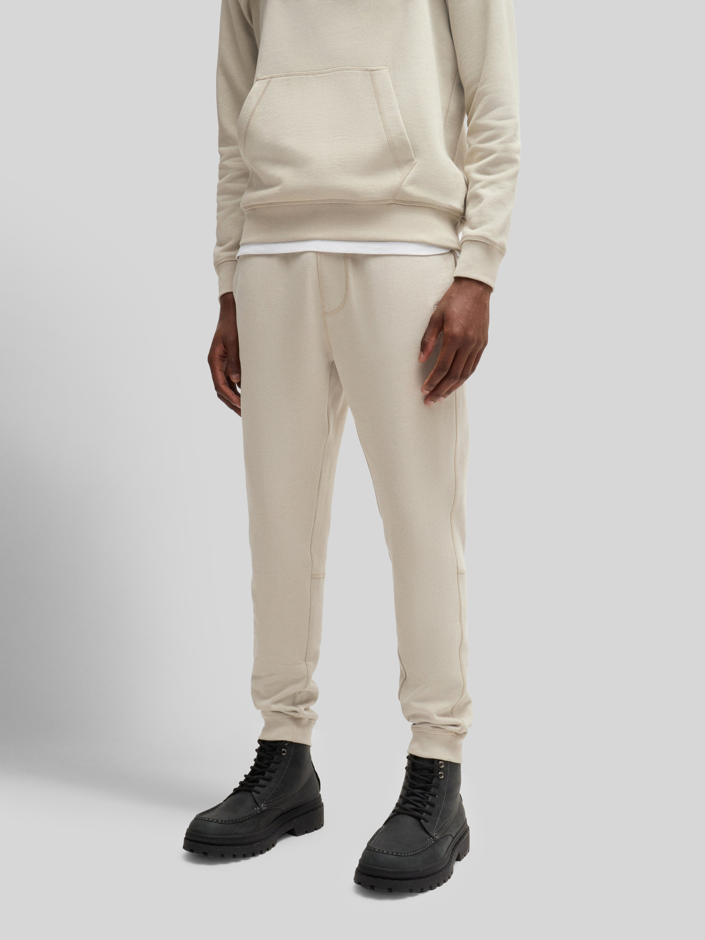 Kup online BOSS Orange Spodnie sportowe o kroju regular fit z czystej ...