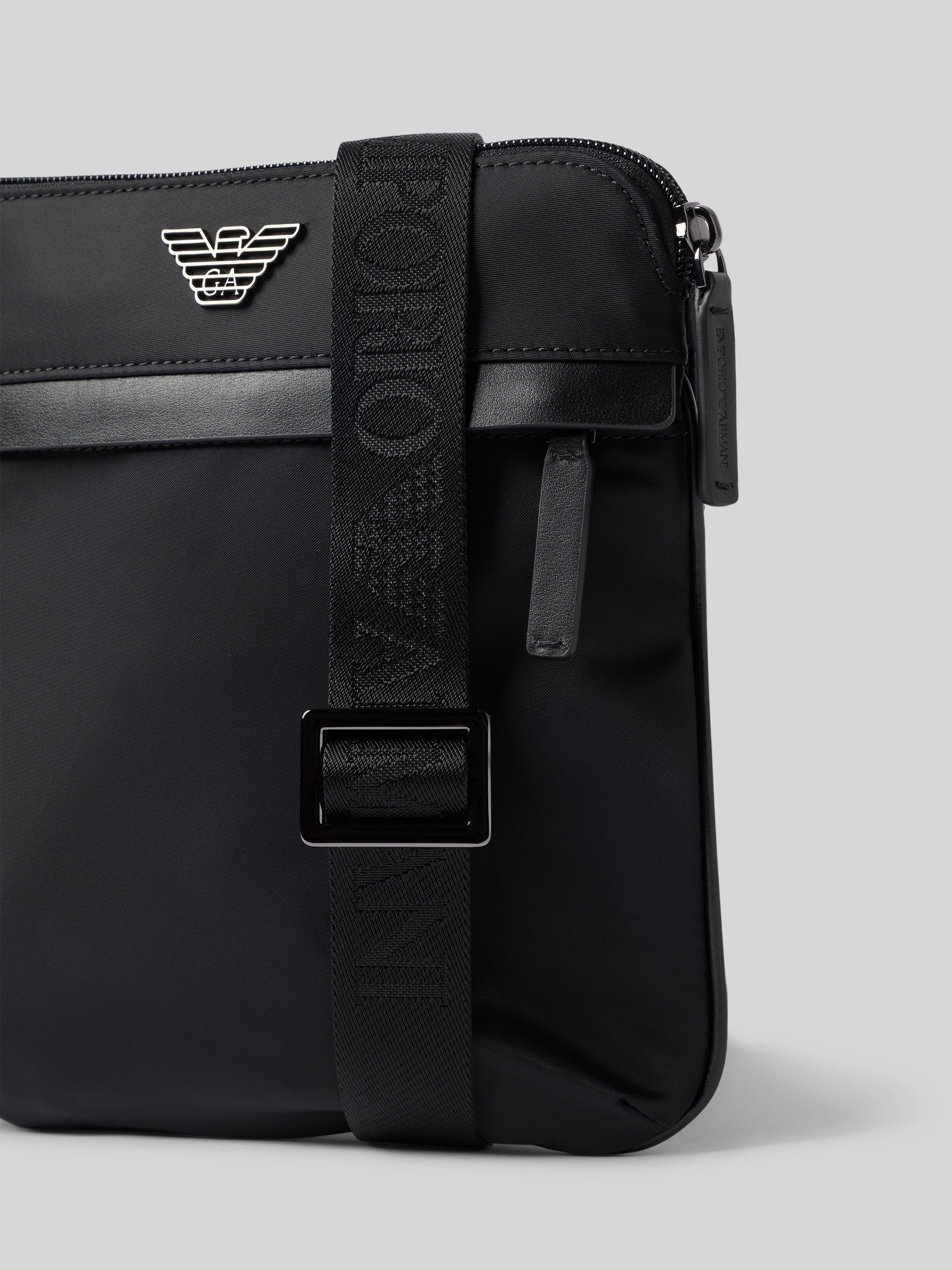 Emporio Armani Umhängetasche mit Logo-Applikation (black) online kaufen