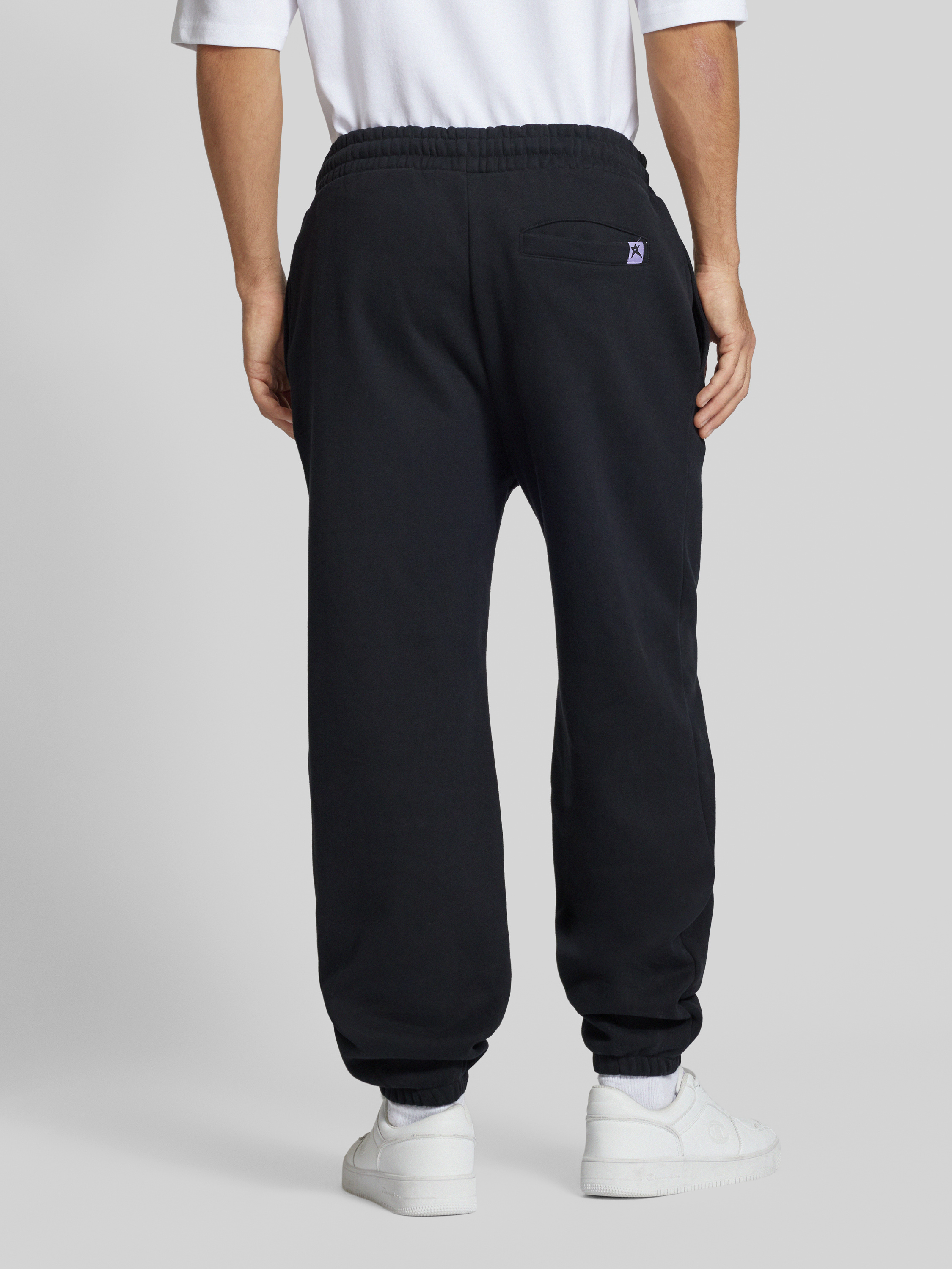 REVIEW Regular Fit Sweatpants mit Label-Print (black) online kaufen
