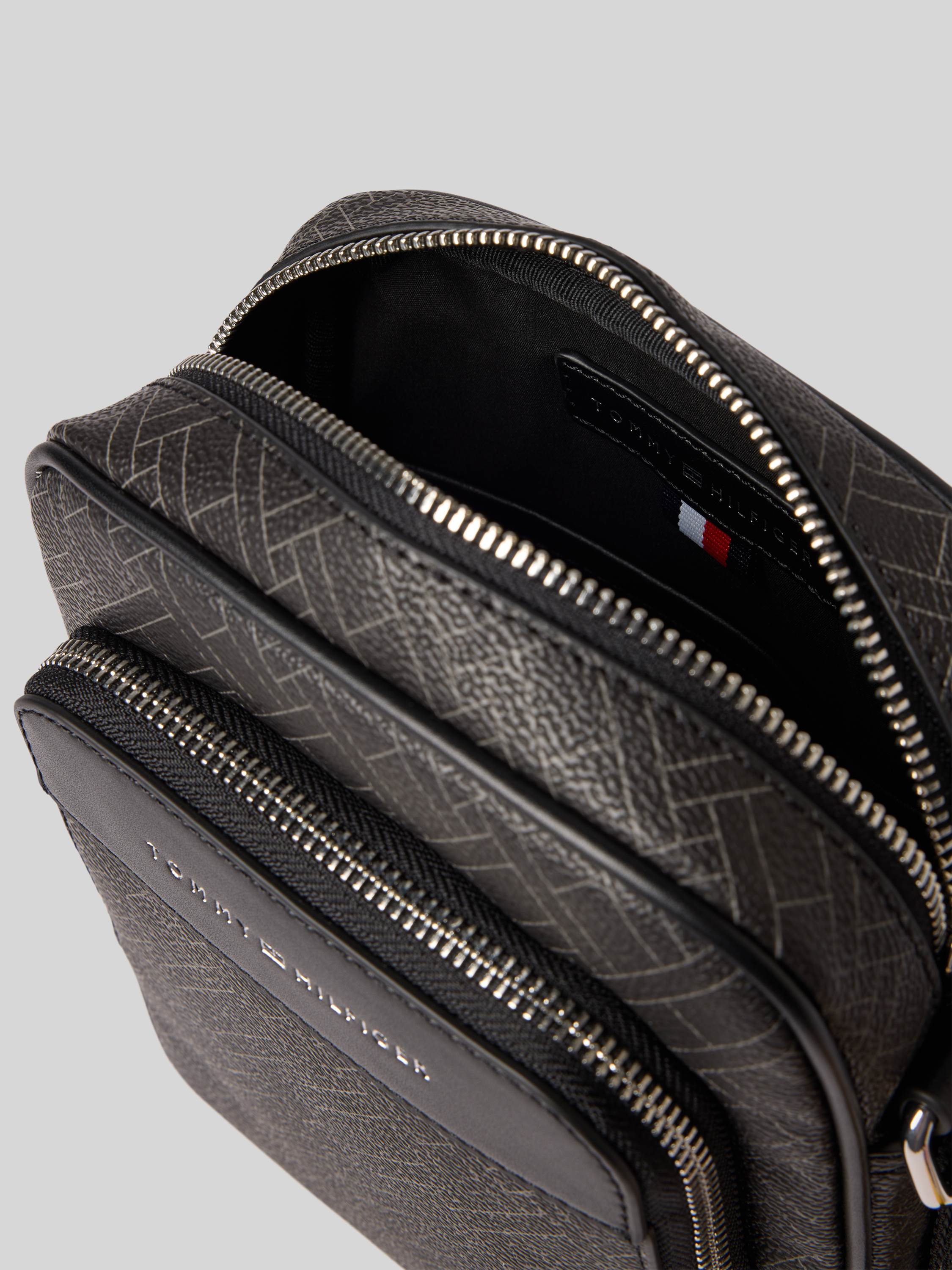 Tommy Hilfiger Umhängetasche in Leder-Optik (black) online kaufen