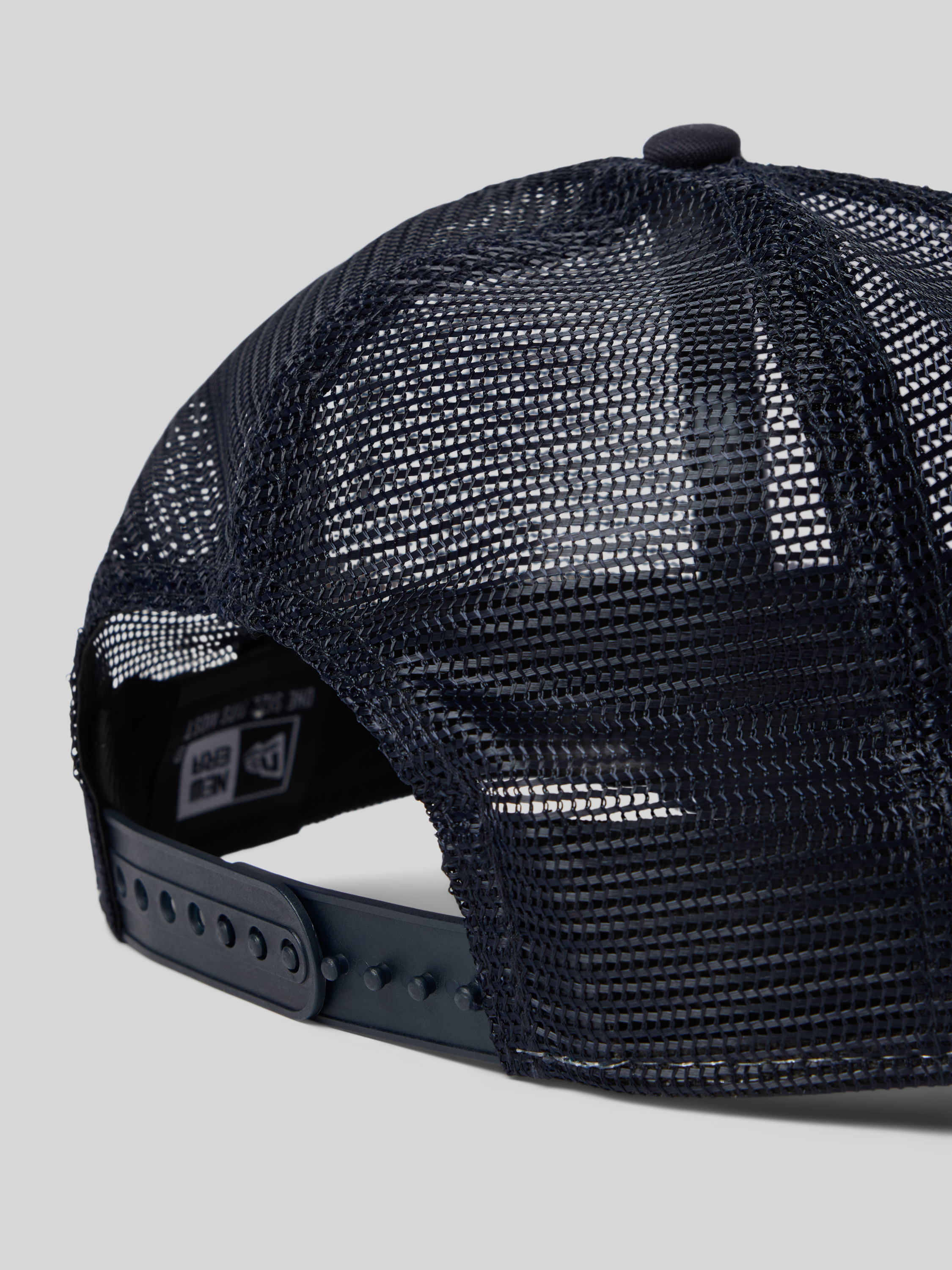 New Era Trucker Cap mit Location Patch (marine) online kaufen