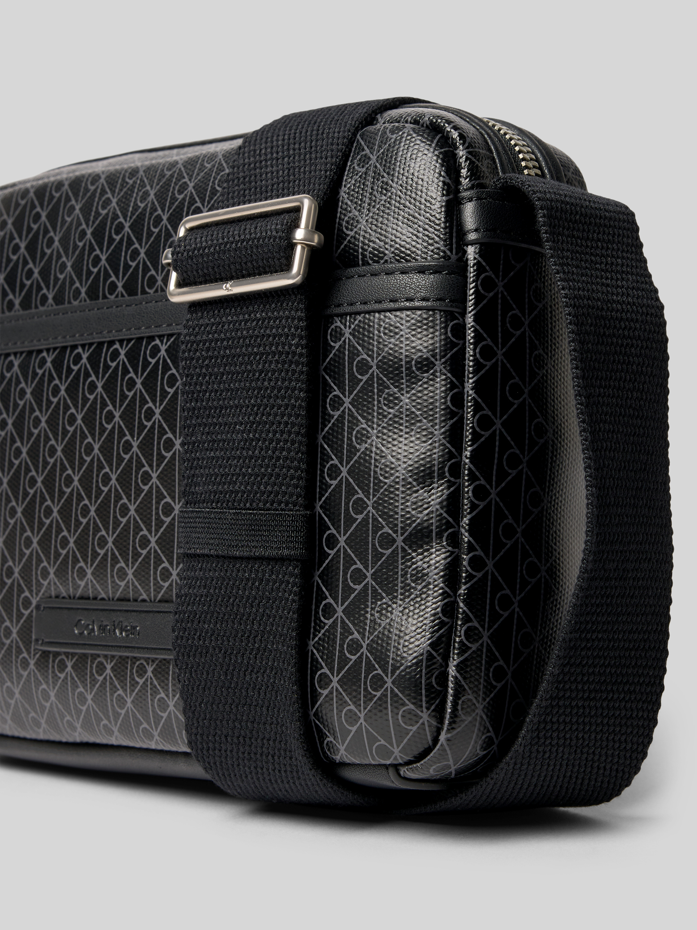 CK Calvin Klein Handtasche mit Logo-Muster und Schulterriemen (black ...