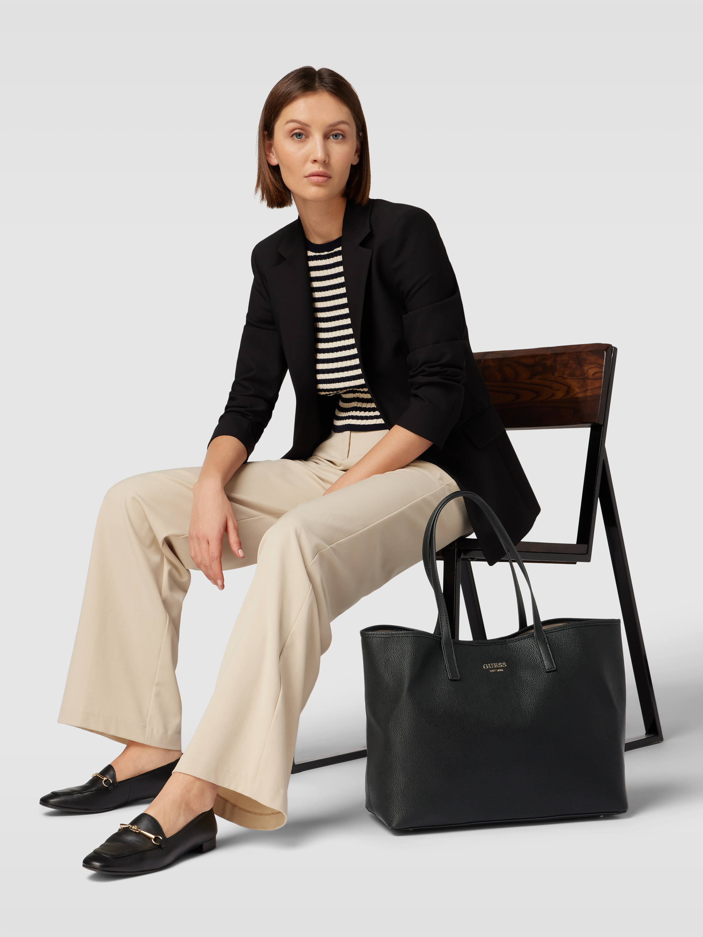 Guess Handtasche mit langen Tragehenkeln Modell 'VIKKY' (black) online ...