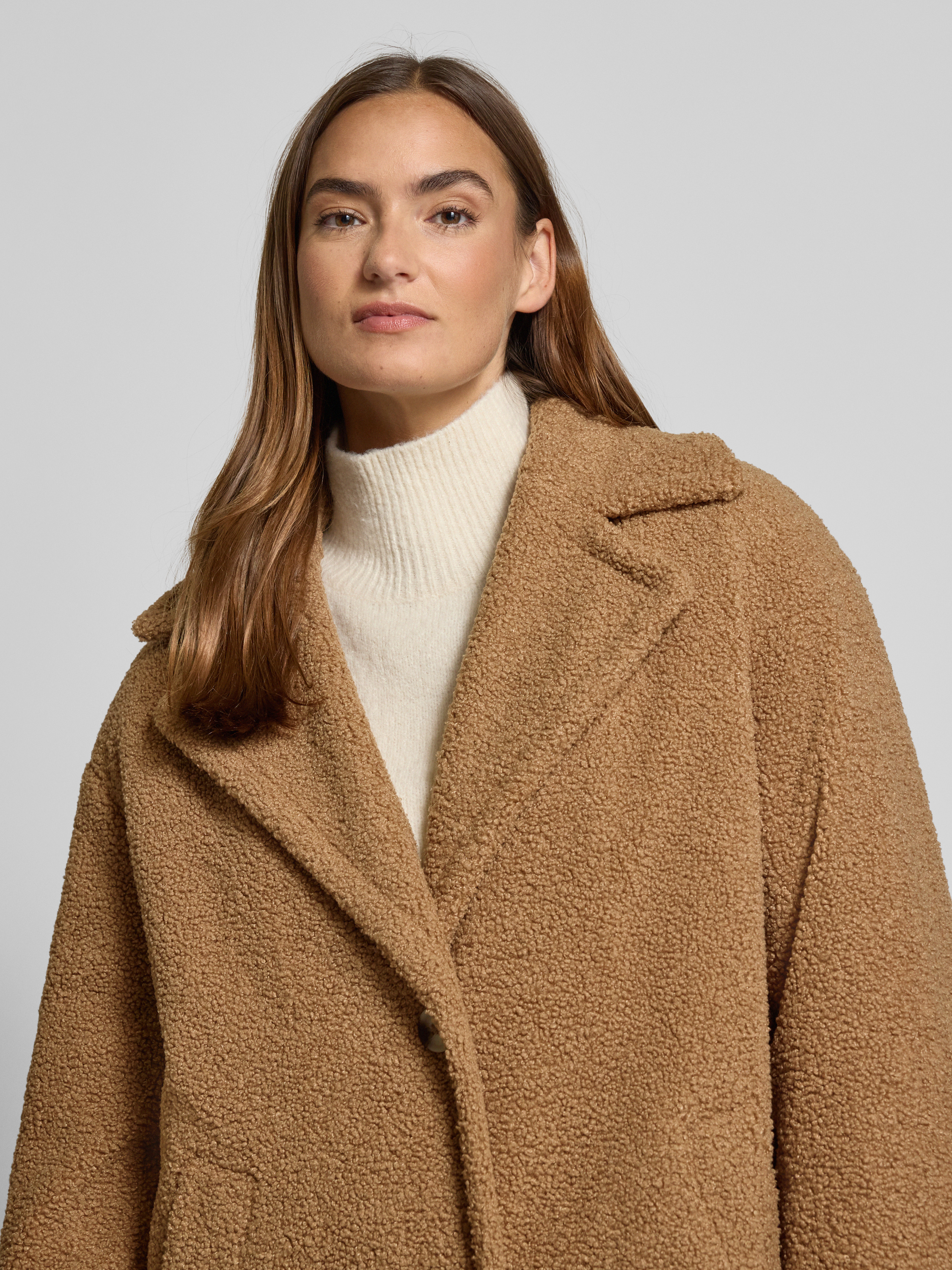 Kup online Christian Berg Woman Selection Płaszcz z futerka z pikowaną ...