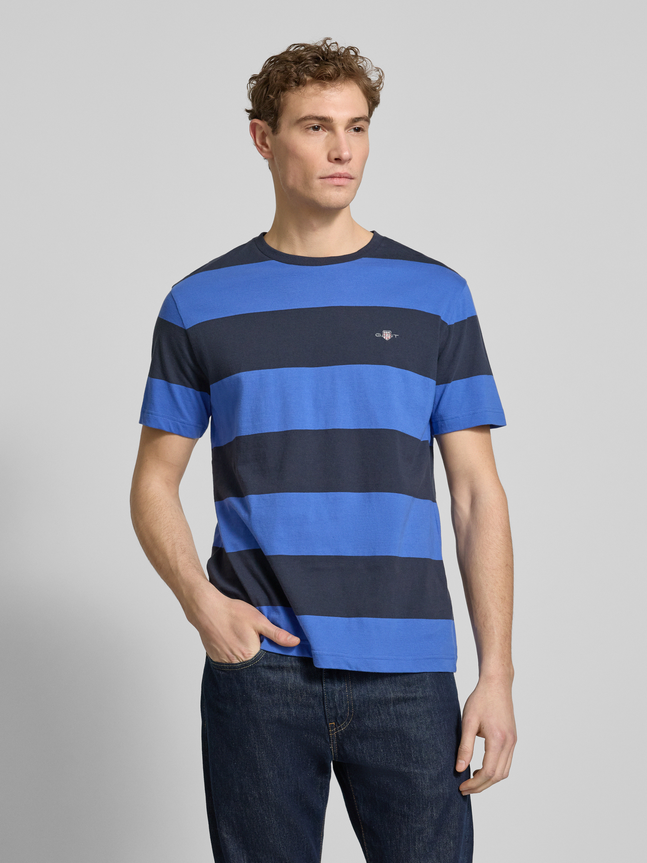 Kup online Gant T-shirt o kroju regular fit z nadrukiem z logo model ...