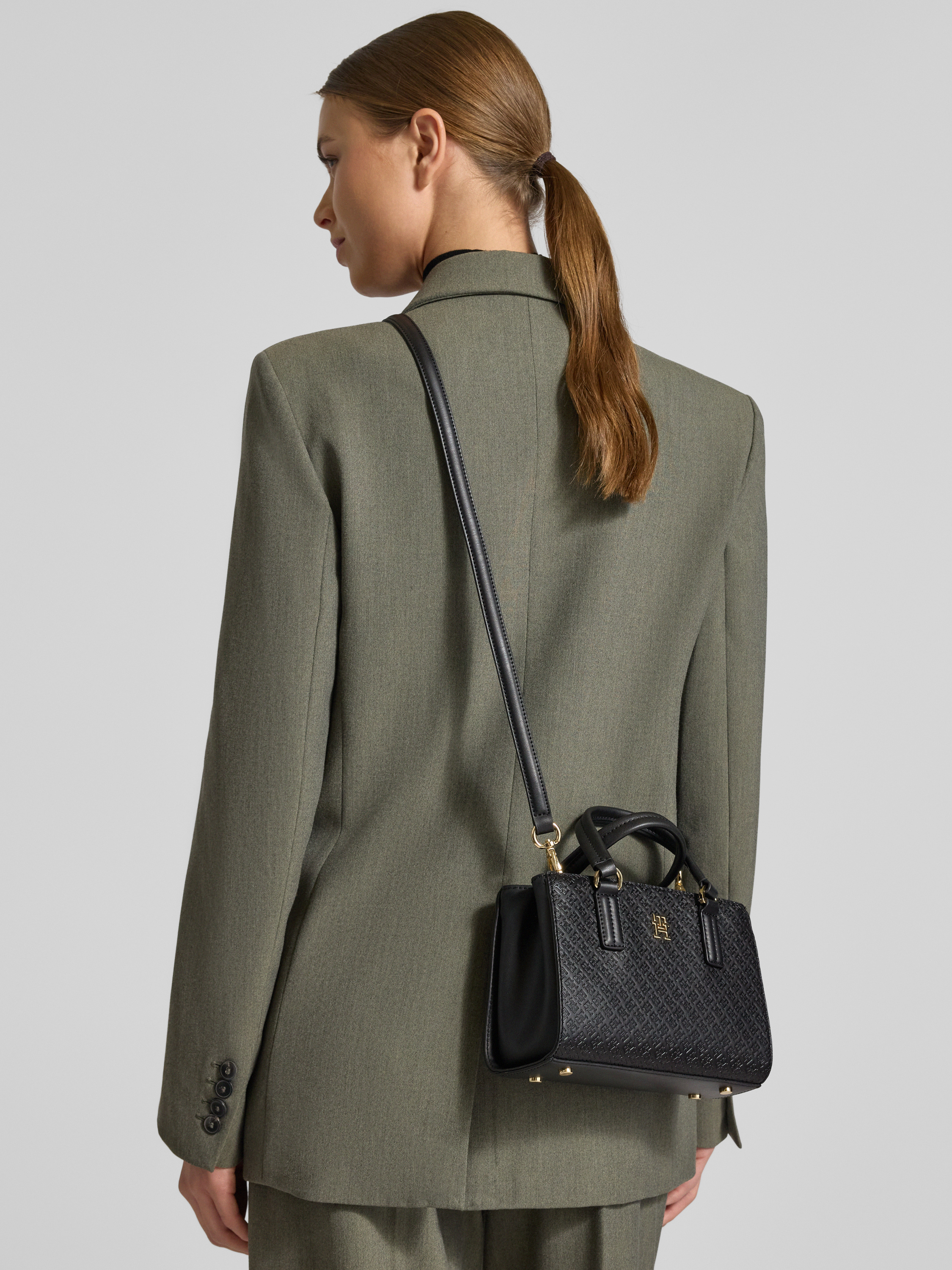 Tommy Hilfiger Henkeltasche mit Allover Logo-Prägung (black) online kaufen