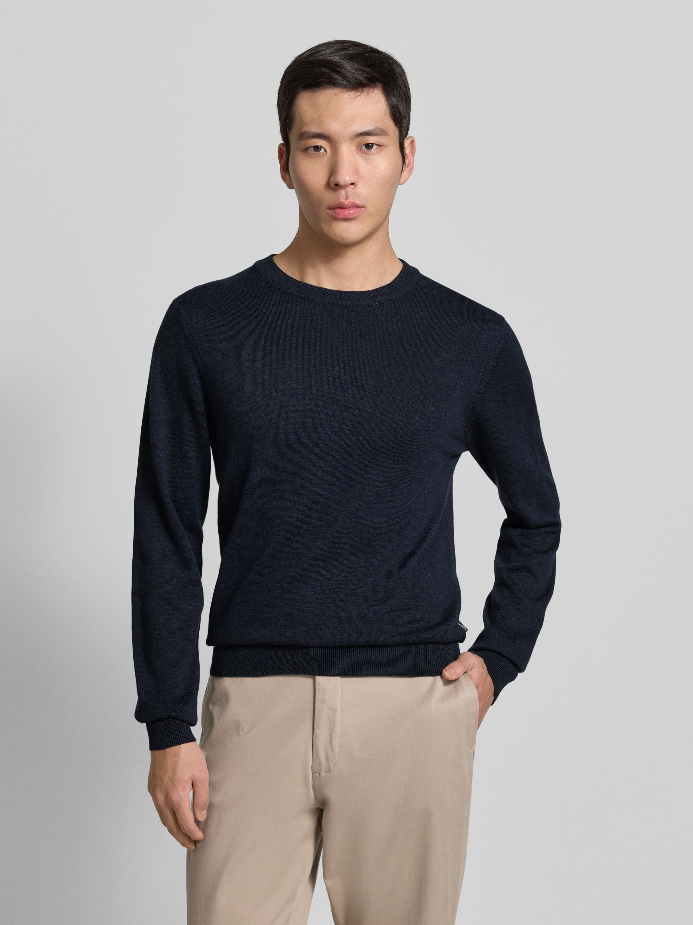 Kup online Casual Friday Sweter z dzianiny z prążkowanymi wykończeniami ...