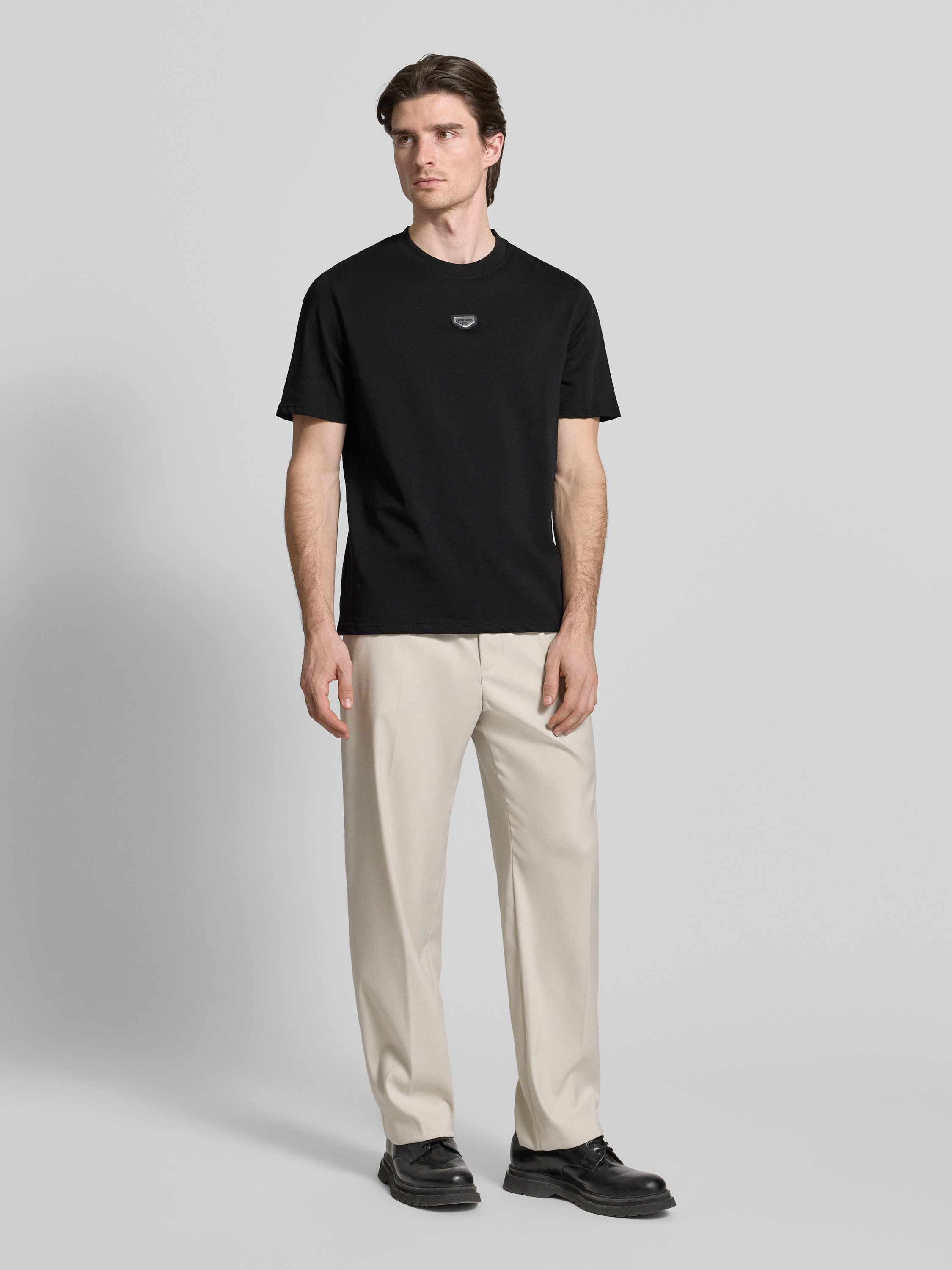 Kup online Antony Morato T-shirt z detalem z logo (czarny)