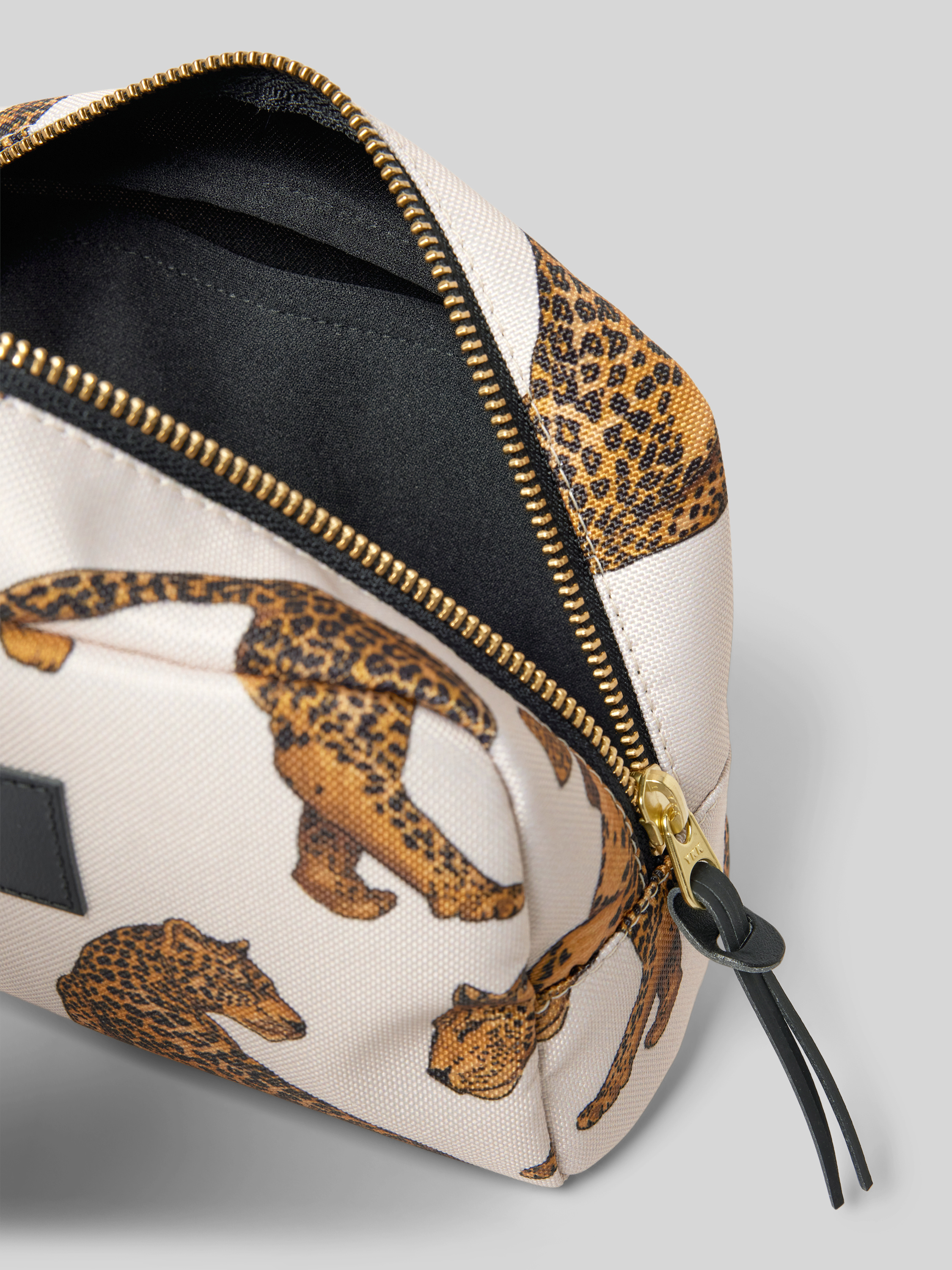 WOUF Make-uptasje met motiefprint, model 'The Leopard' in zand online ...