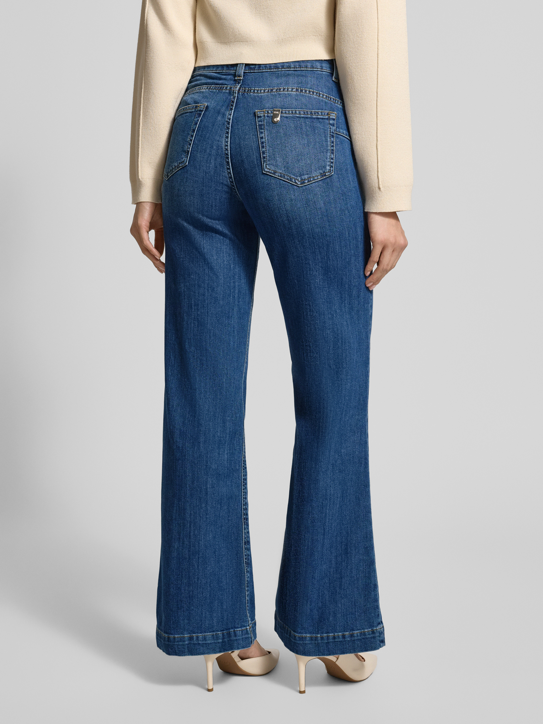 Kup online Liu Jo White Jeansy o rozkloszowanym kroju z guzikami (ciemnoniebieski)