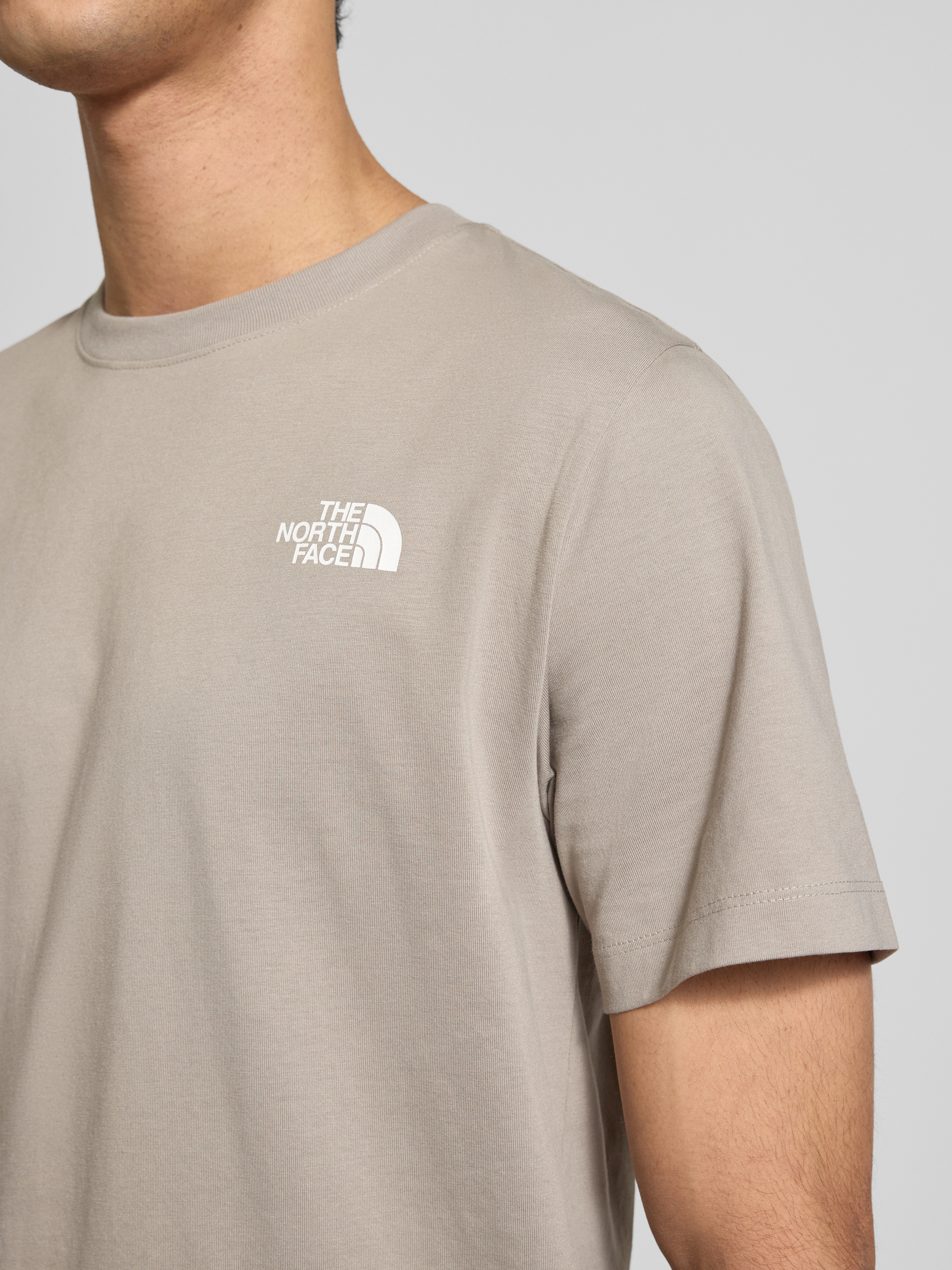 Kup online The North Face T-shirt o kroju regular fit z mieszanki ...