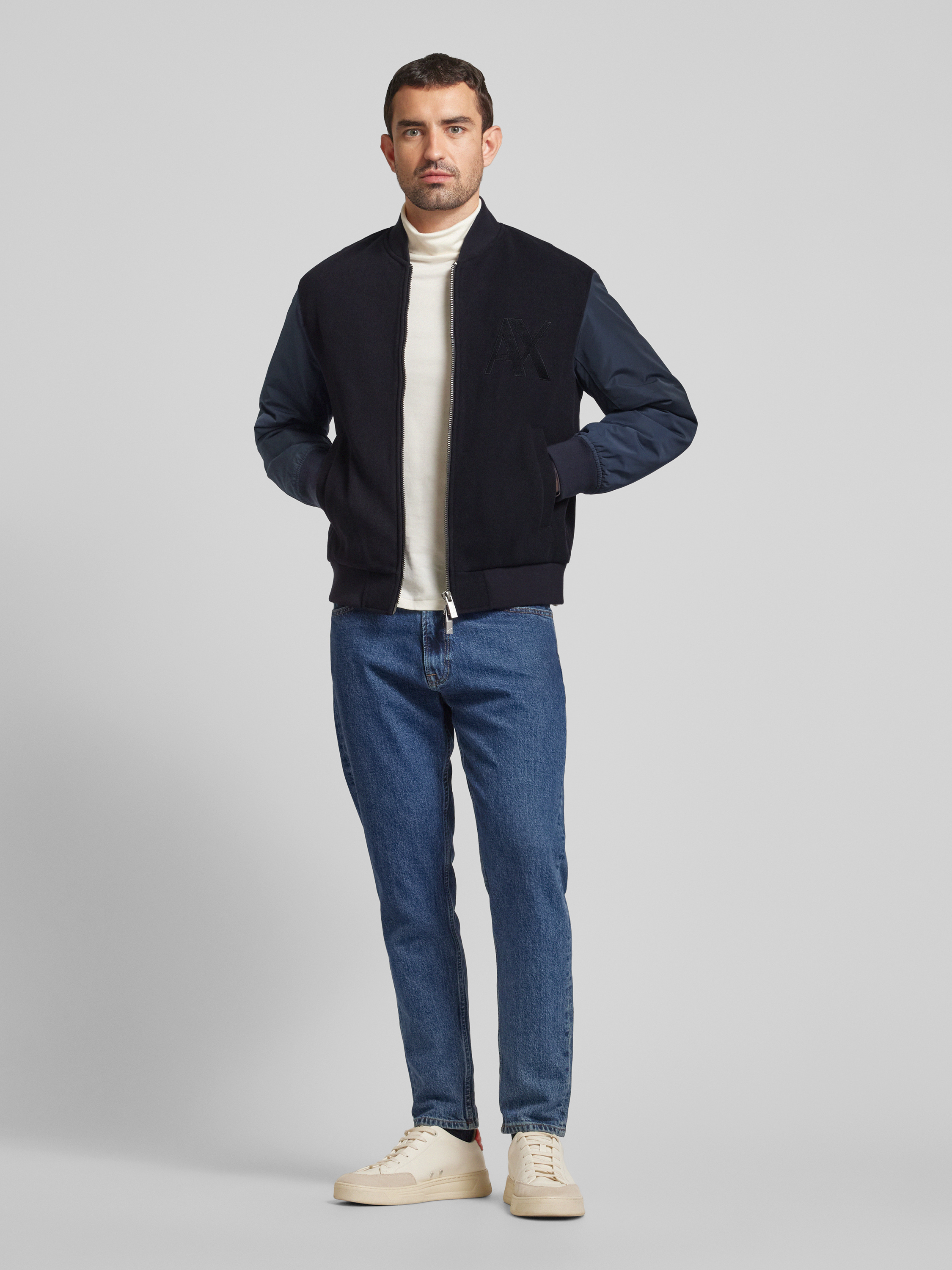 Kup online ARMANI EXCHANGE Bomberka z wyhaftowanym logo (ciemnoniebieski)