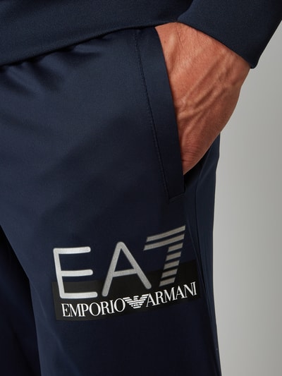 EA7 Emporio Armani Trainingsanzug mit gummiertem Logo-Print (dunkelblau) online kaufen