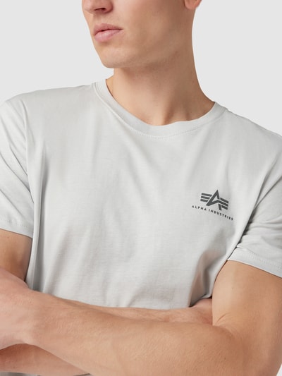 Alpha Industries T-Shirt mit Logo-Print Modell 'BASIC T SMALL LOGO' (hellgrau) online kaufen
