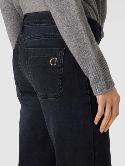 Kup online Cambio Jeansy z szeroką nogawką i kieszeniami z wypustką ...