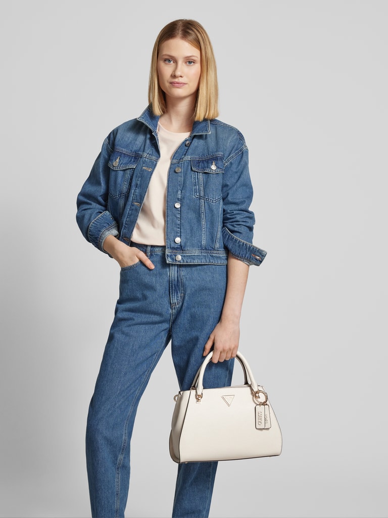 Kup online Guess Torba tote z zawieszką z logo model ‘NOELLE’ (écru)