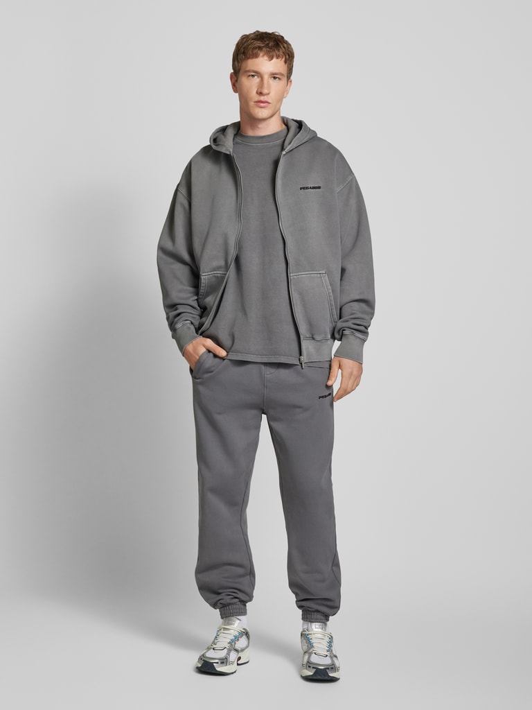Kup online Pegador Spodnie dresowe o kroju relaxed fit z wyhaftowanym ...