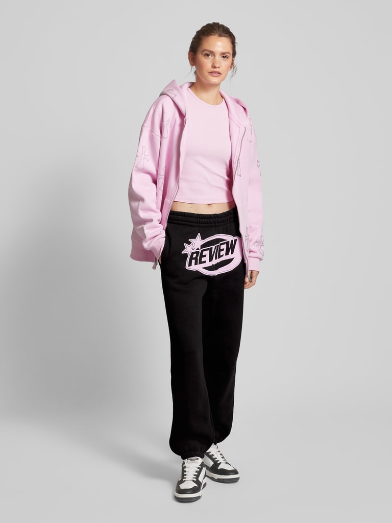 REVIEW Regular Fit Sweatpants mit Label-Print (black) online kaufen