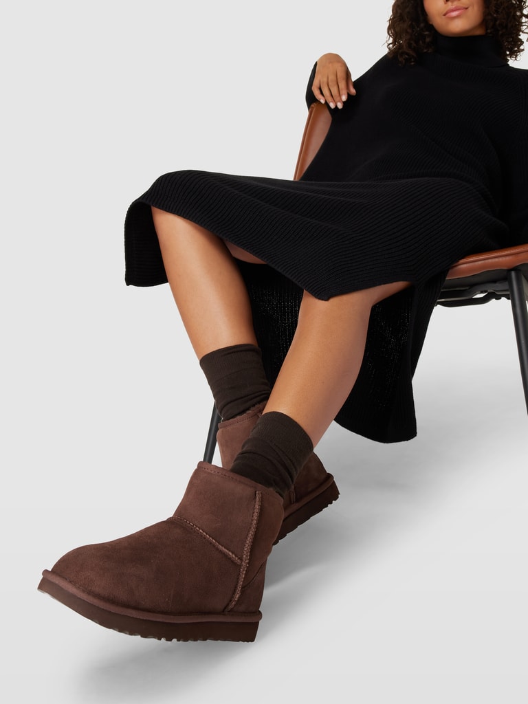 UGG Boots aus Veloursleder (dunkelbraun) online kaufen