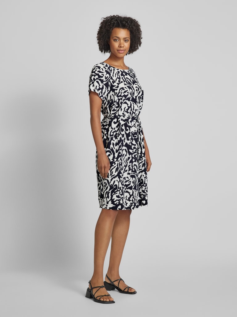 comma Knielange jurk met strikceintuur in donkerblauw online kopen | P&C