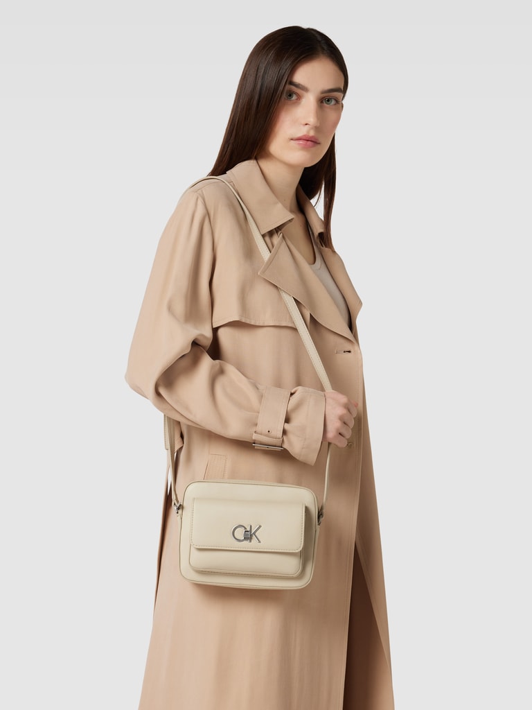 CK Calvin Klein Umgängetasche mit Label-Applikation Modell 'CAMERA BAG' (beige) online kaufen